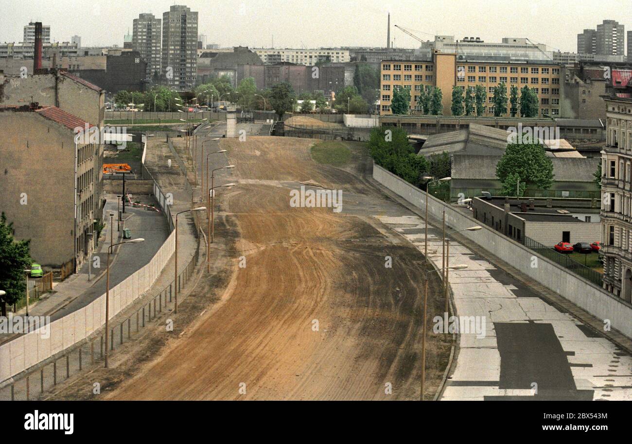 Berlin / GDR / Wall / 1987 The Wall at Adalbertstrasse, left is West Berlin, Kreuzberg, right is ...