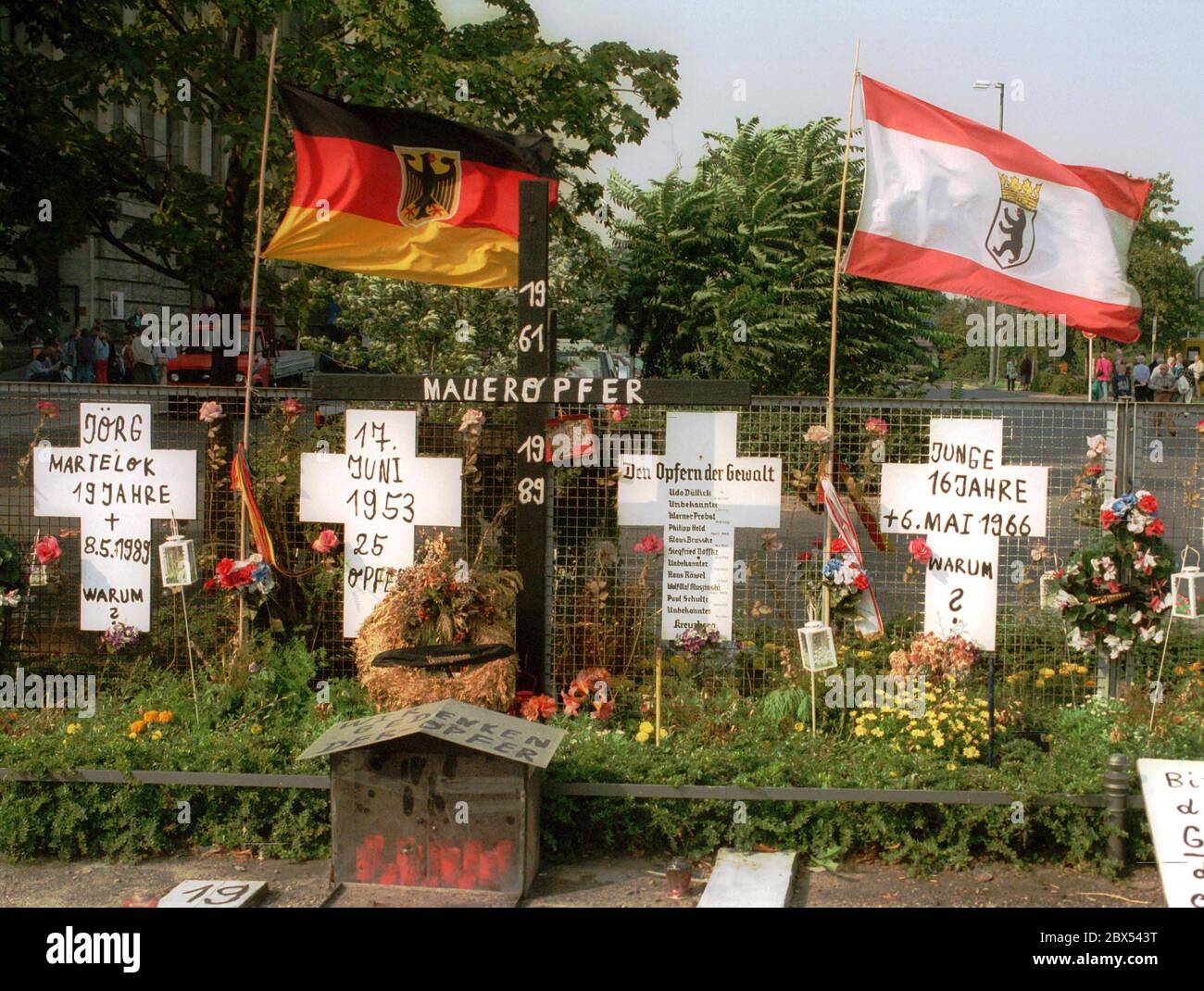 Berlin / GDR / Wall / 1987 Improvised memorial at the Reichstag. Cross ...