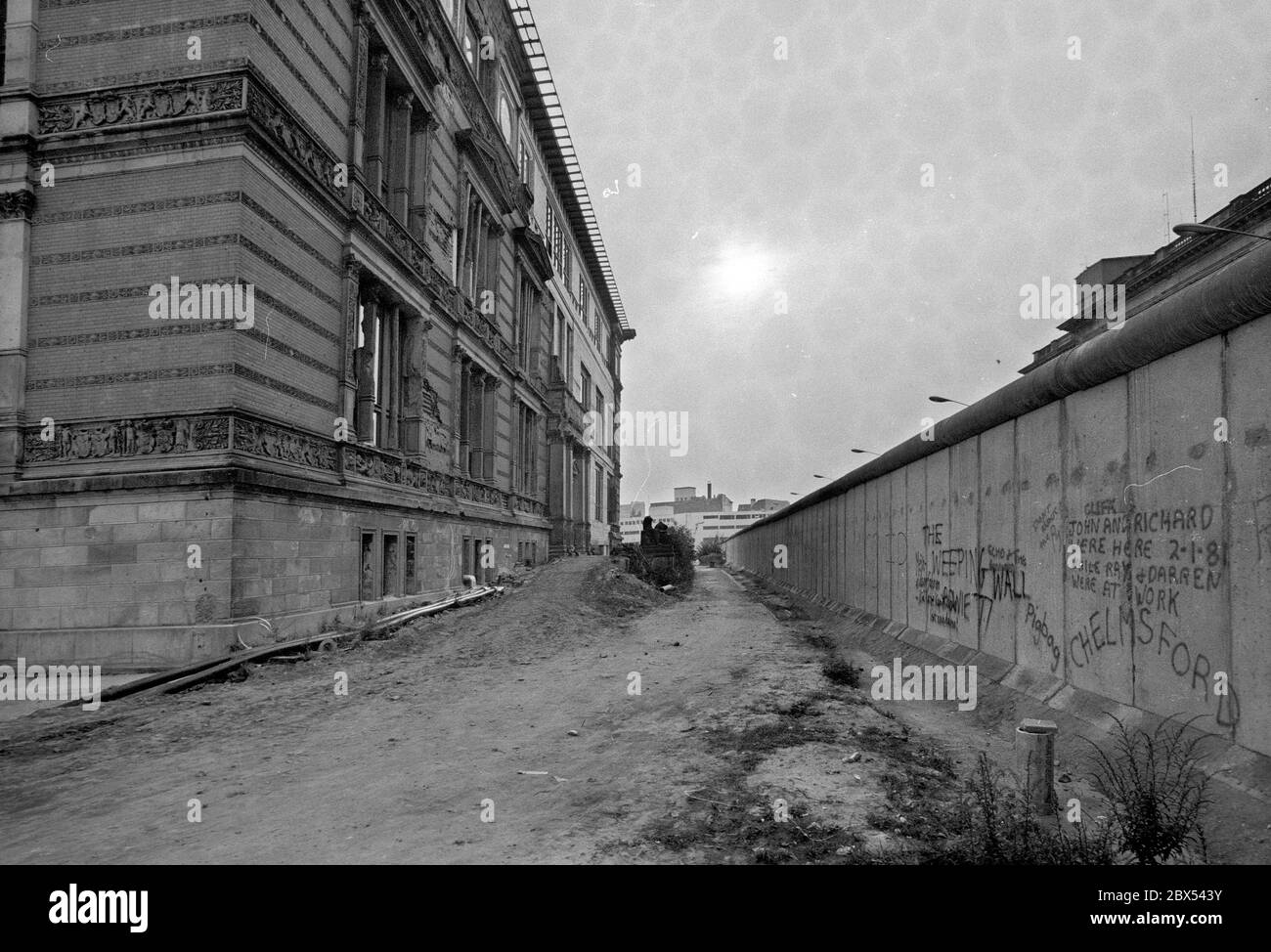 Berlin districts / 1981 Kreuzberg: GDR wall at Niederkirchnerstrasse ...