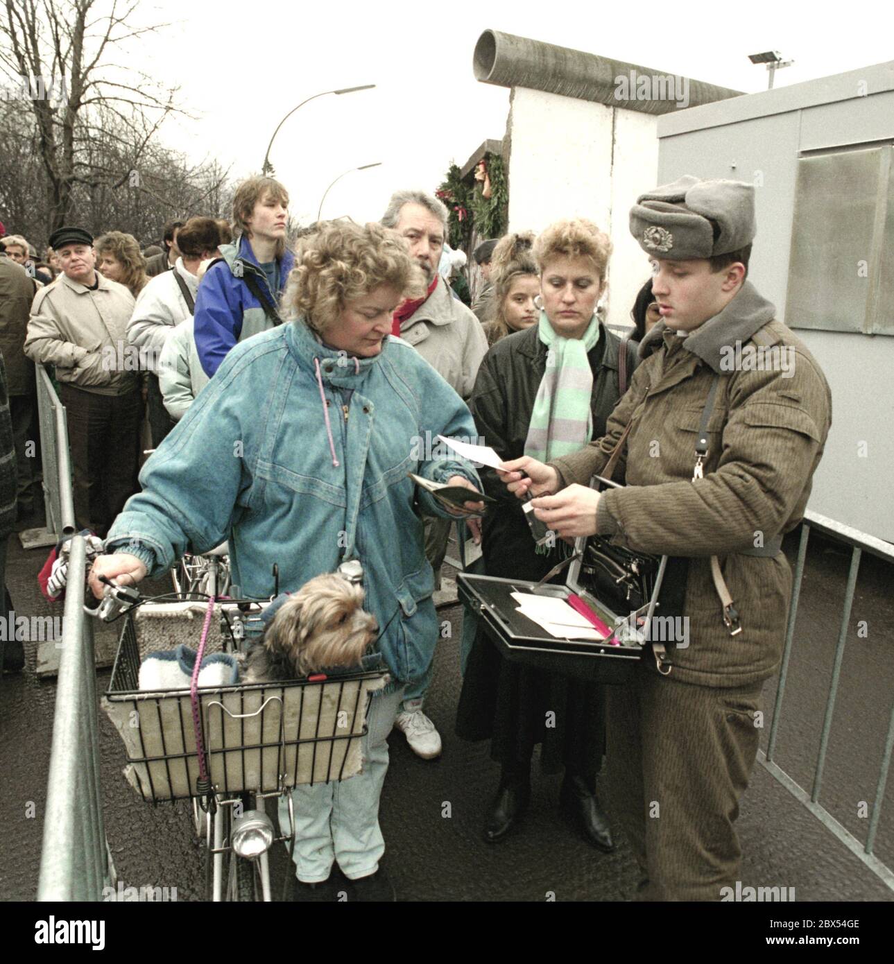 Berlin / Mitte / GDR / Border / 2 / 1990 The wall at the Brandenburg ...