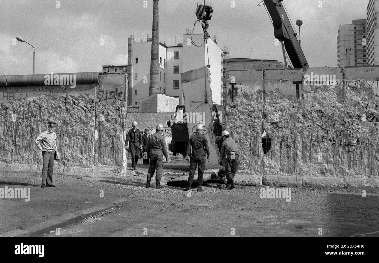 Berlin districts / GDR / Wall / 1990 Kreuzberg: GDR border guards tear ...