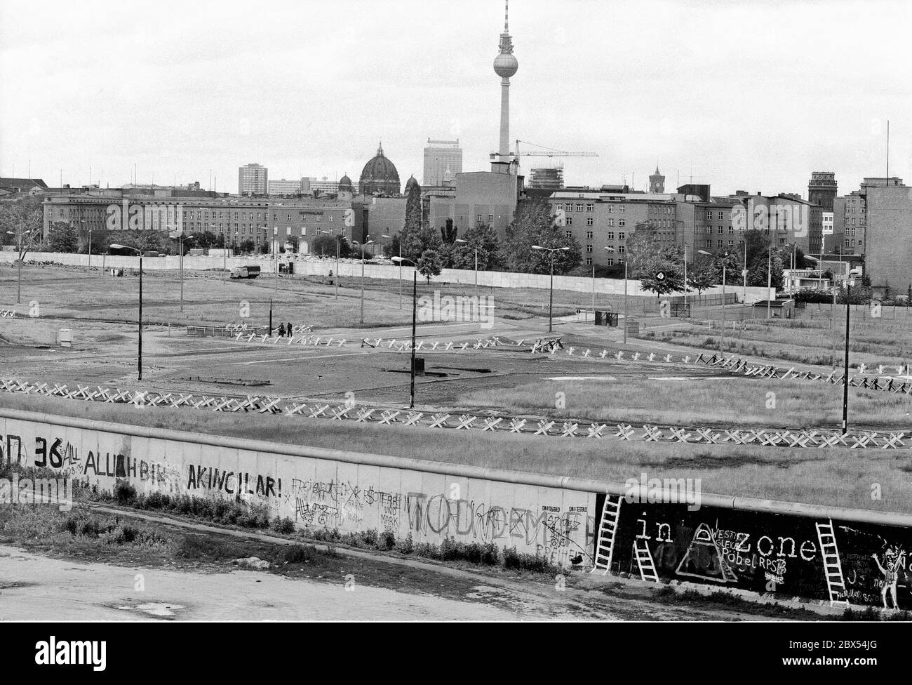 80s berlin wall potsdamer platz hi-res stock photography and images - Alamy