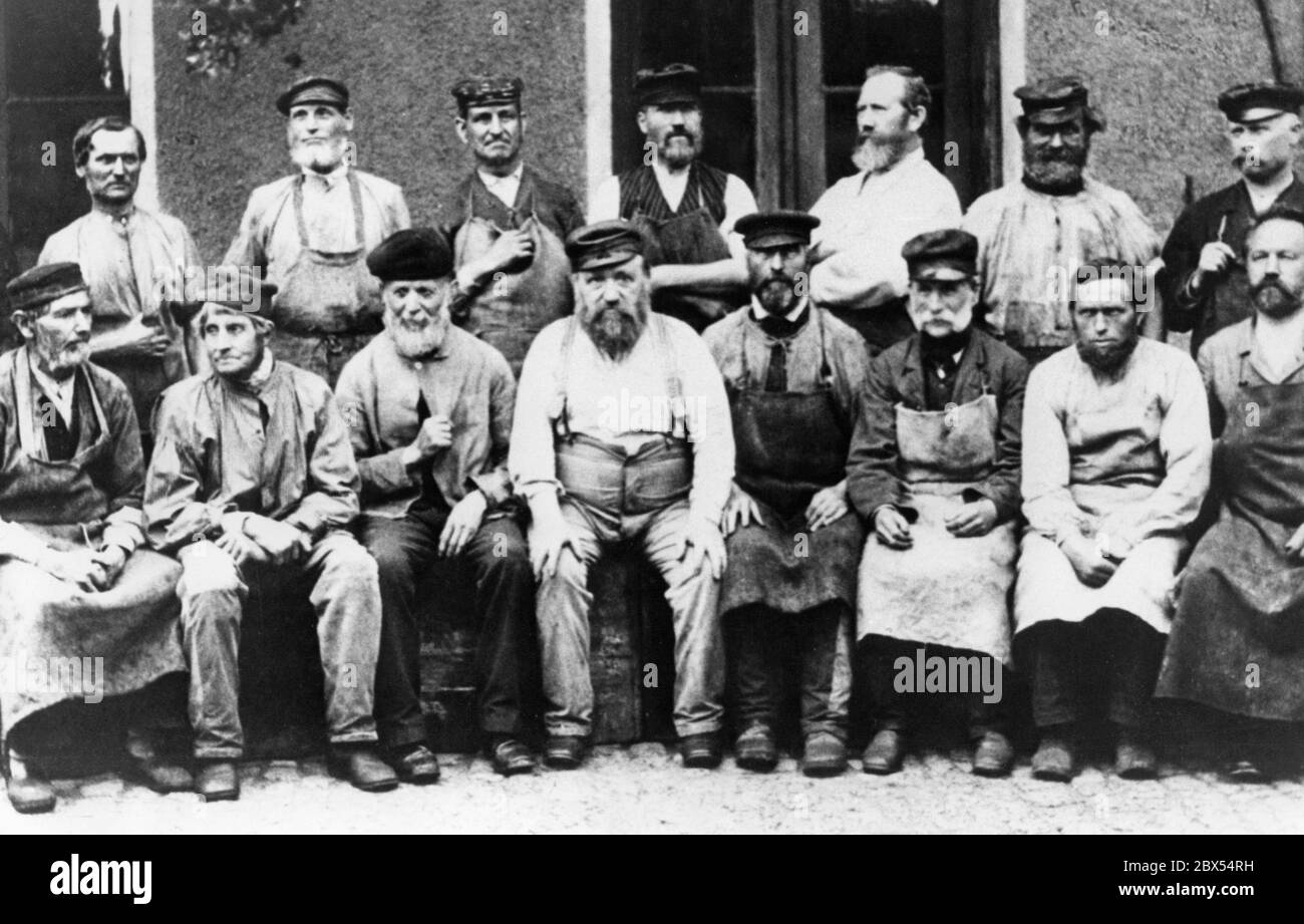Factory workers 1900 hi-res stock photography and images - Alamy