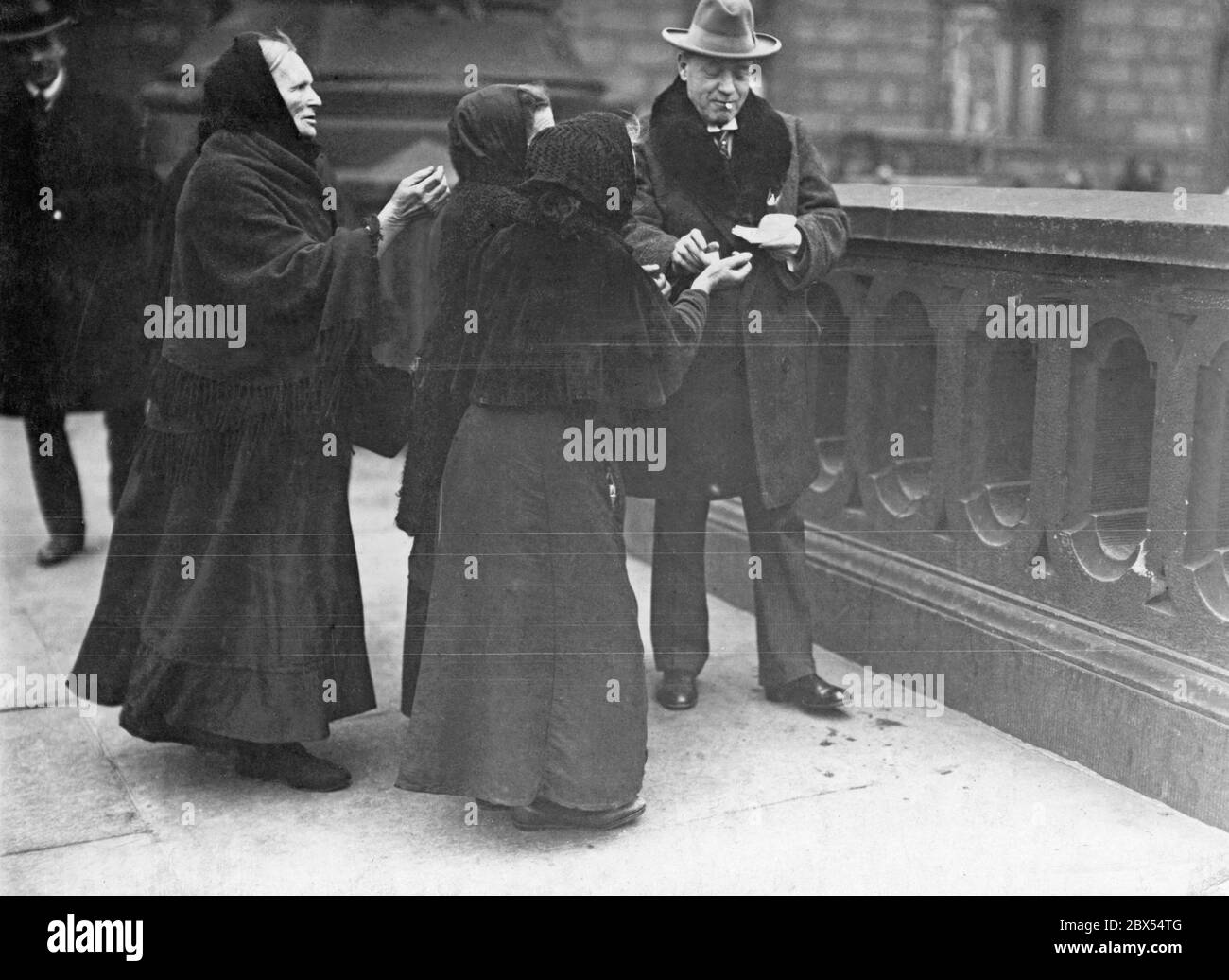 Rich old people Black and White Stock Photos & Images - Alamy