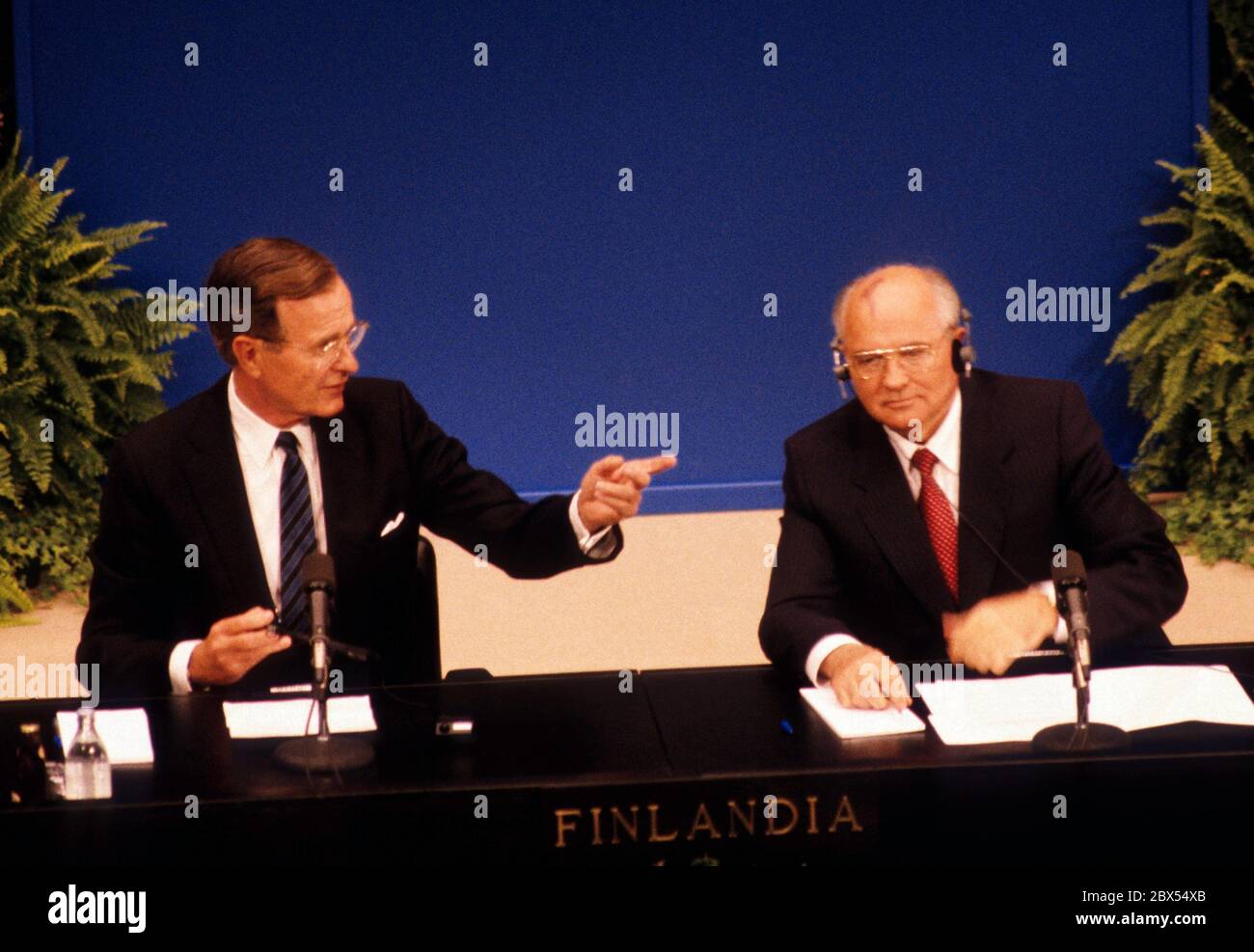George bush 1990 hi-res stock photography and images - Alamy