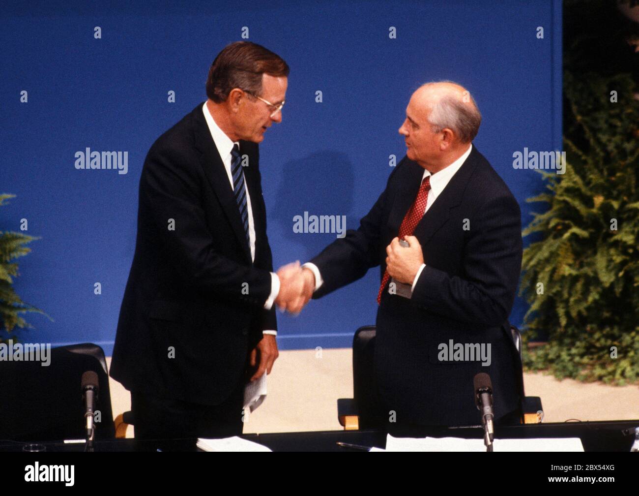 George bush 1990 hi-res stock photography and images - Alamy