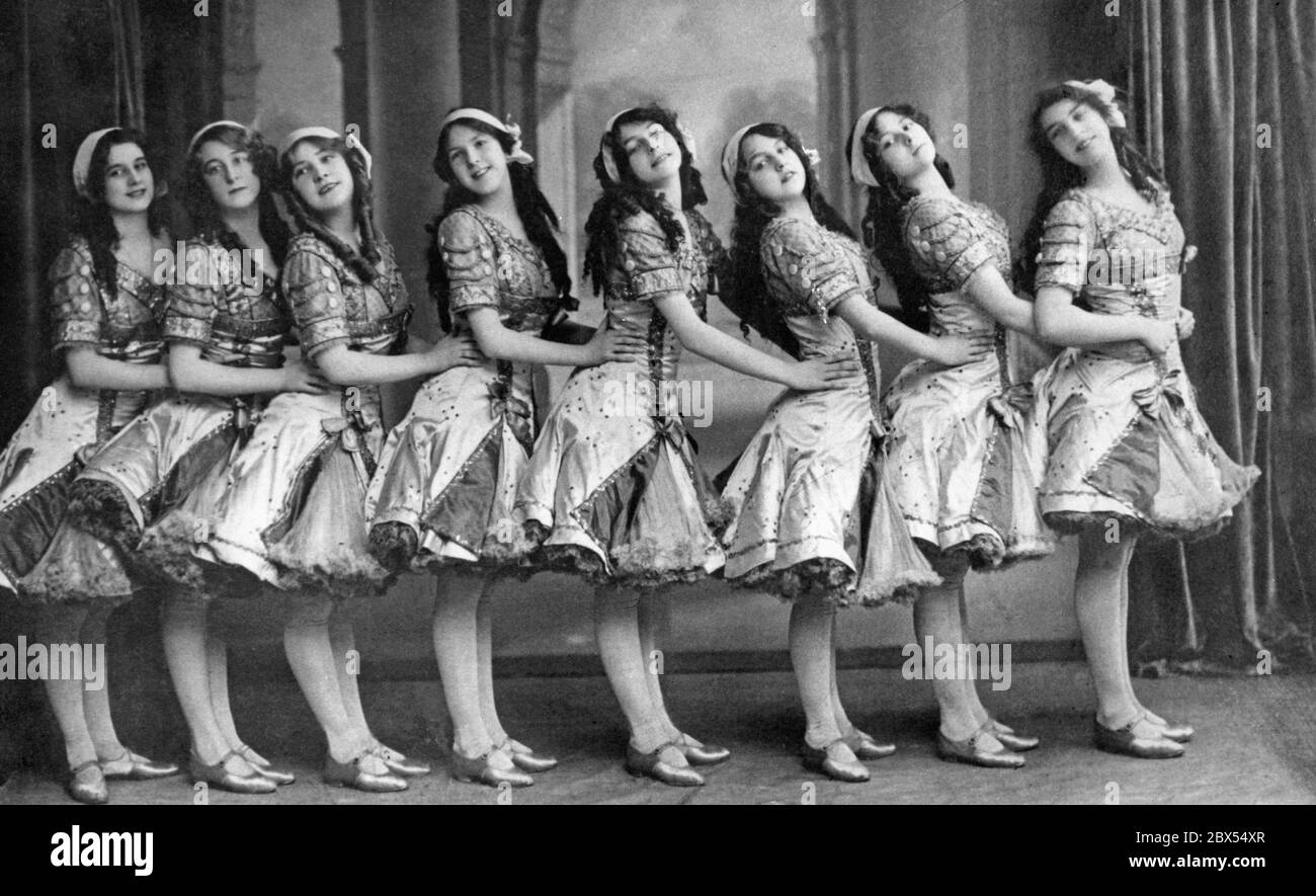 The "Gala-Girls", an English dance and singing group in 1910 Stock ...