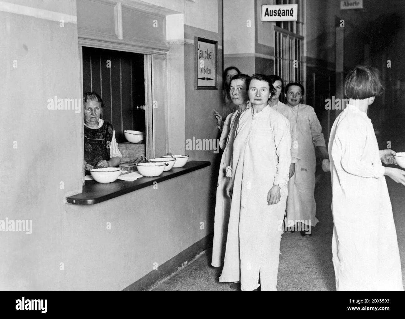 Poverty berlin 1930 hi-res stock photography and images - Alamy