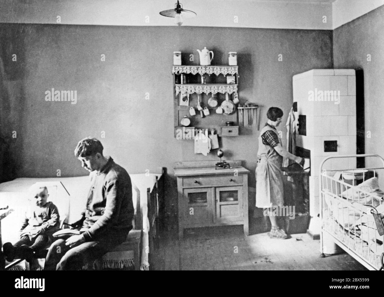 Working class mother and child Black and White Stock Photos & Images ...