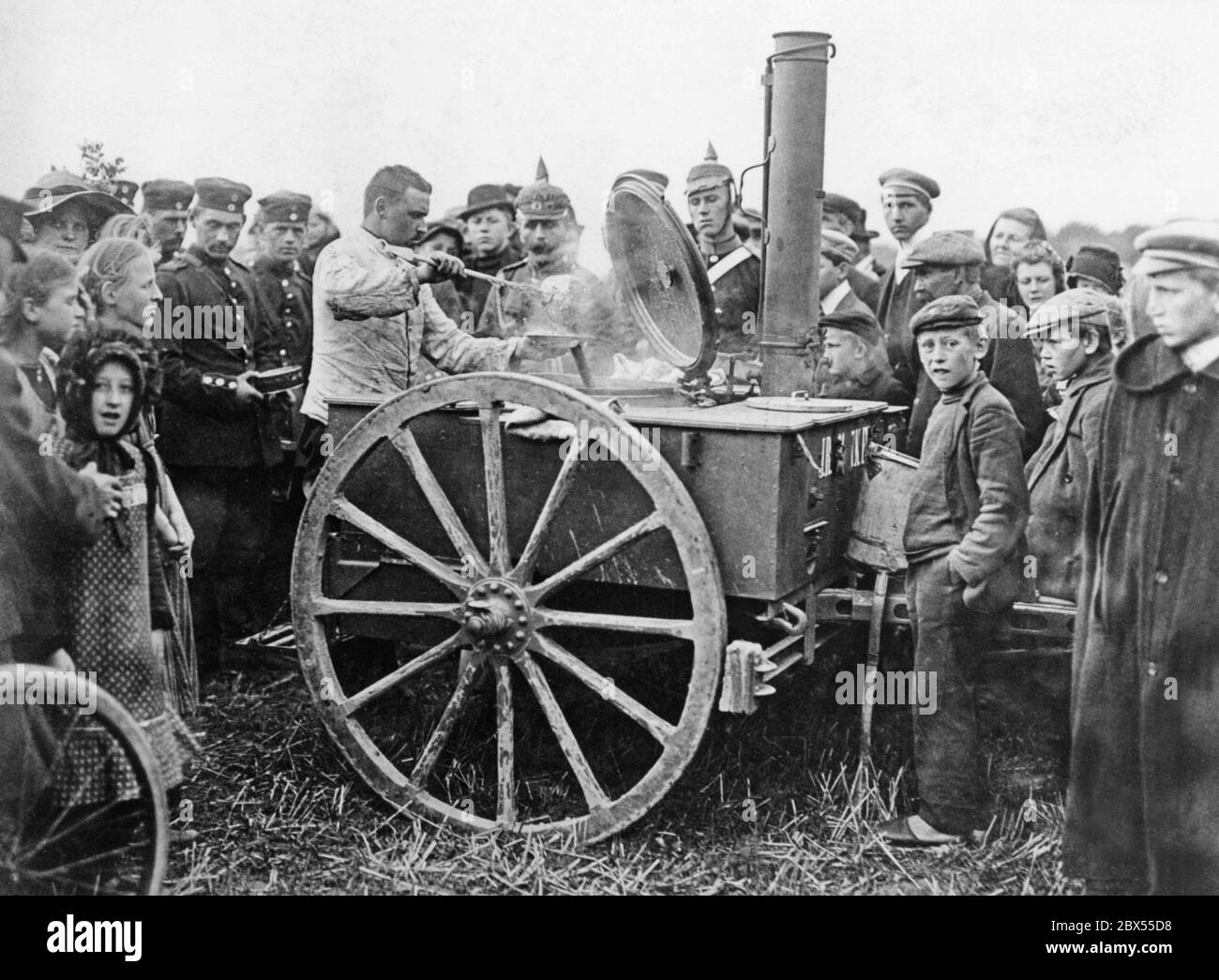 Army kitchen hi-res stock photography and images - Alamy