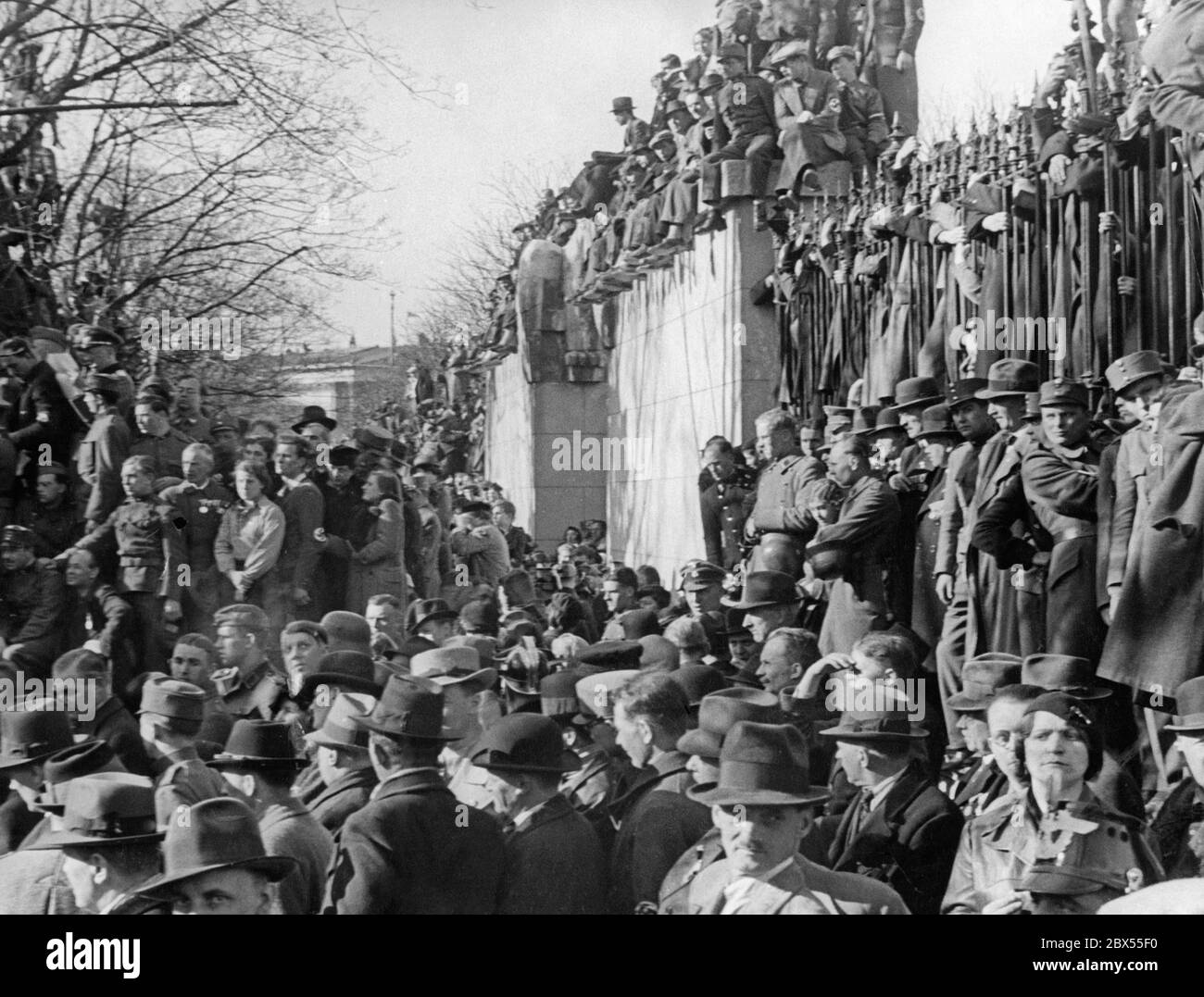 People are trying to get a view of the rally on Heldenplatz in Vienna ...