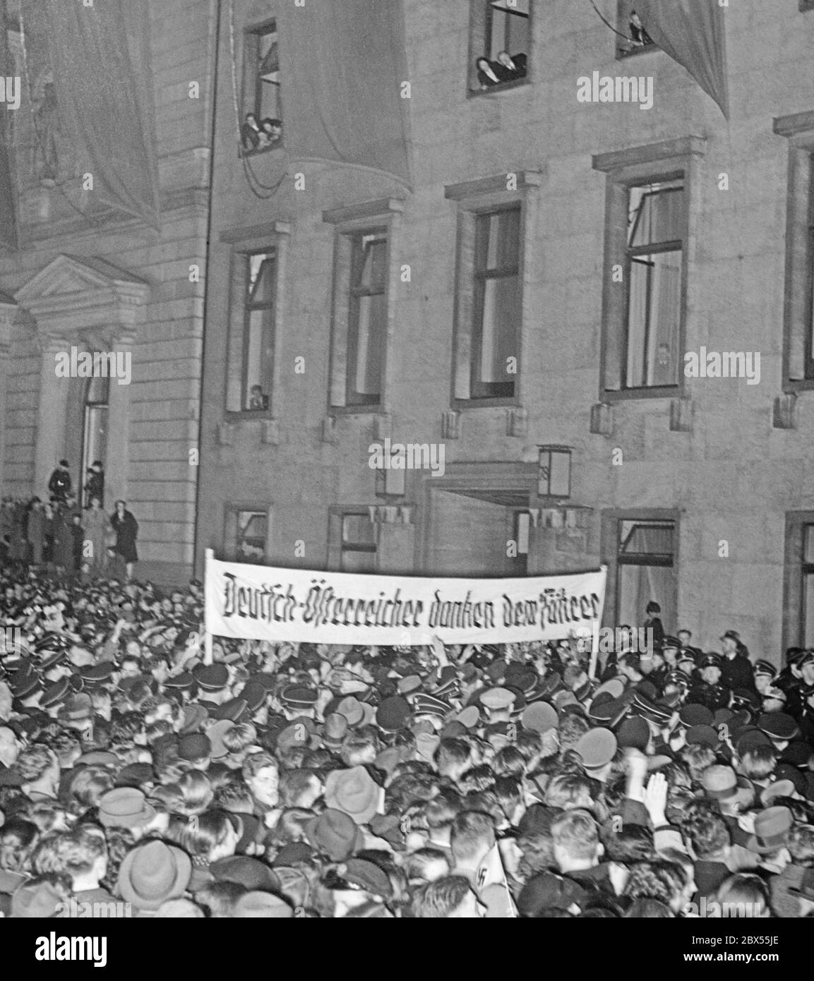 Spectators on the Wilhelmsplatz in Berlin during a speech by Adolf ...