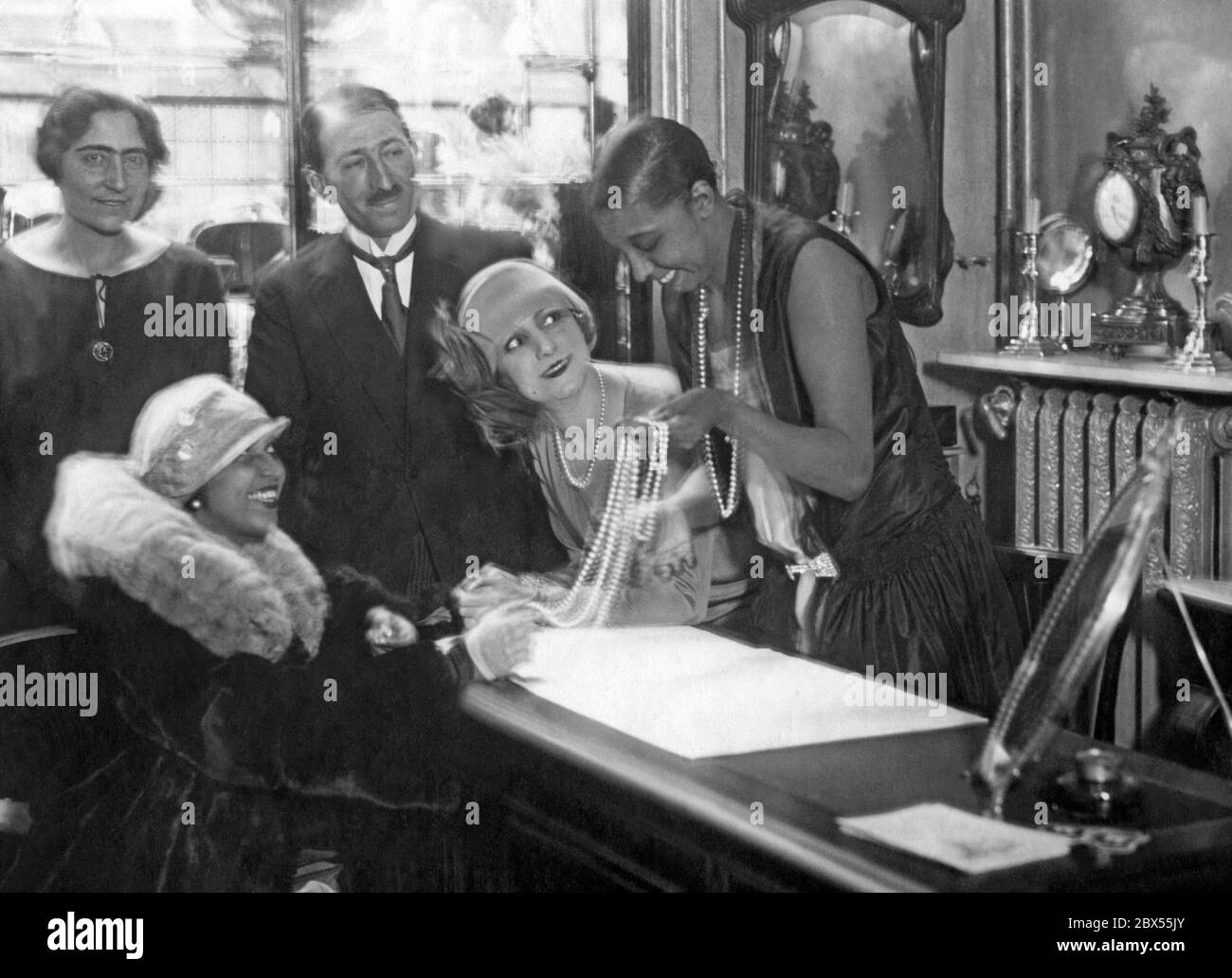 Josephine Baker in the role of a saleswoman. Film scene Stock Photo - Alamy