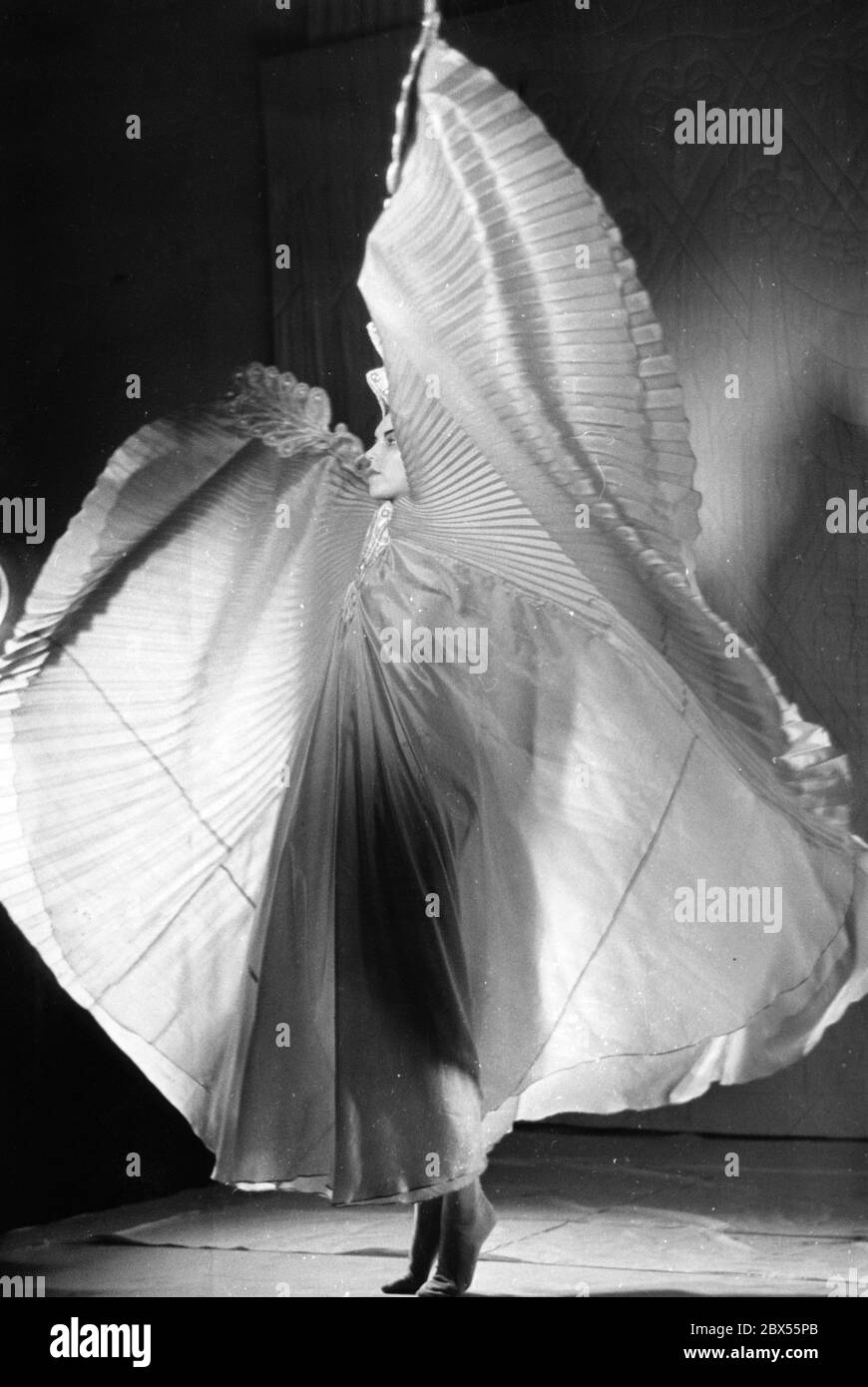 Revue dancer hi-res stock photography and images - Alamy