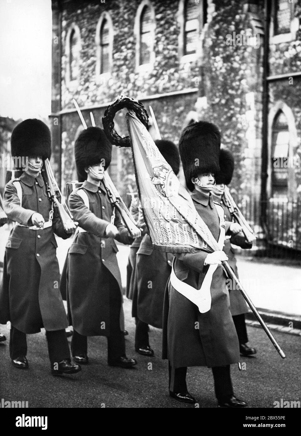 Grenadier guards uniform hi-res stock photography and images - Alamy