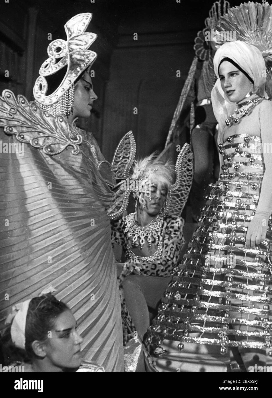 Revue Dancer High Resolution Stock Photography and Images - Alamy