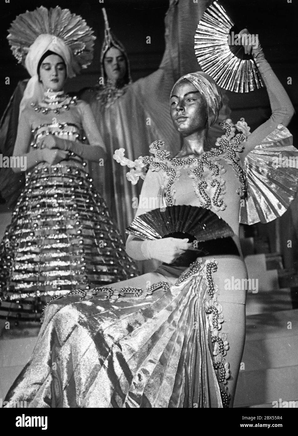 Revue Dancer High Resolution Stock Photography and Images - Alamy