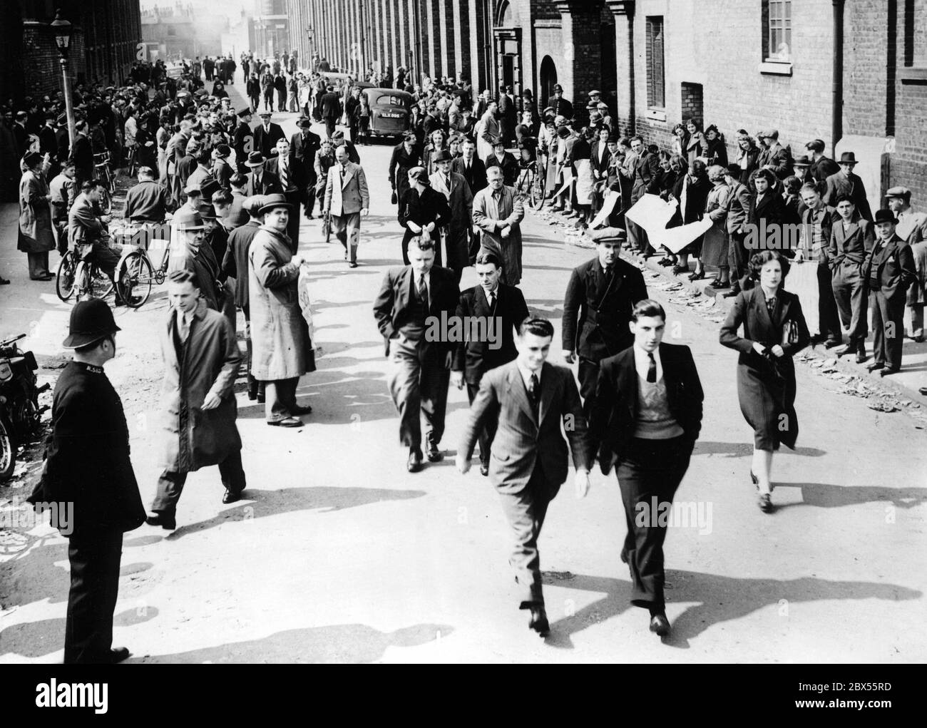British factory workers hi-res stock photography and images - Alamy