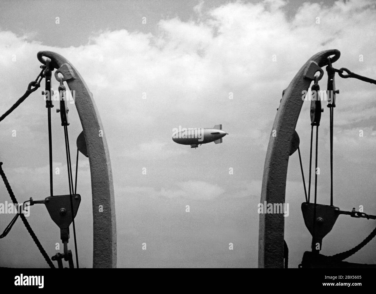 American airship above the steamer "Hansa" in New York. This is an ...
