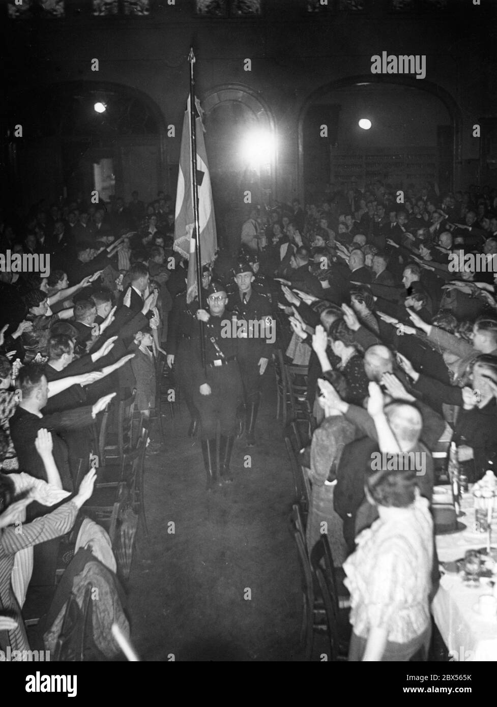 Hitler with nazi members in uniform hi-res stock photography and images ...