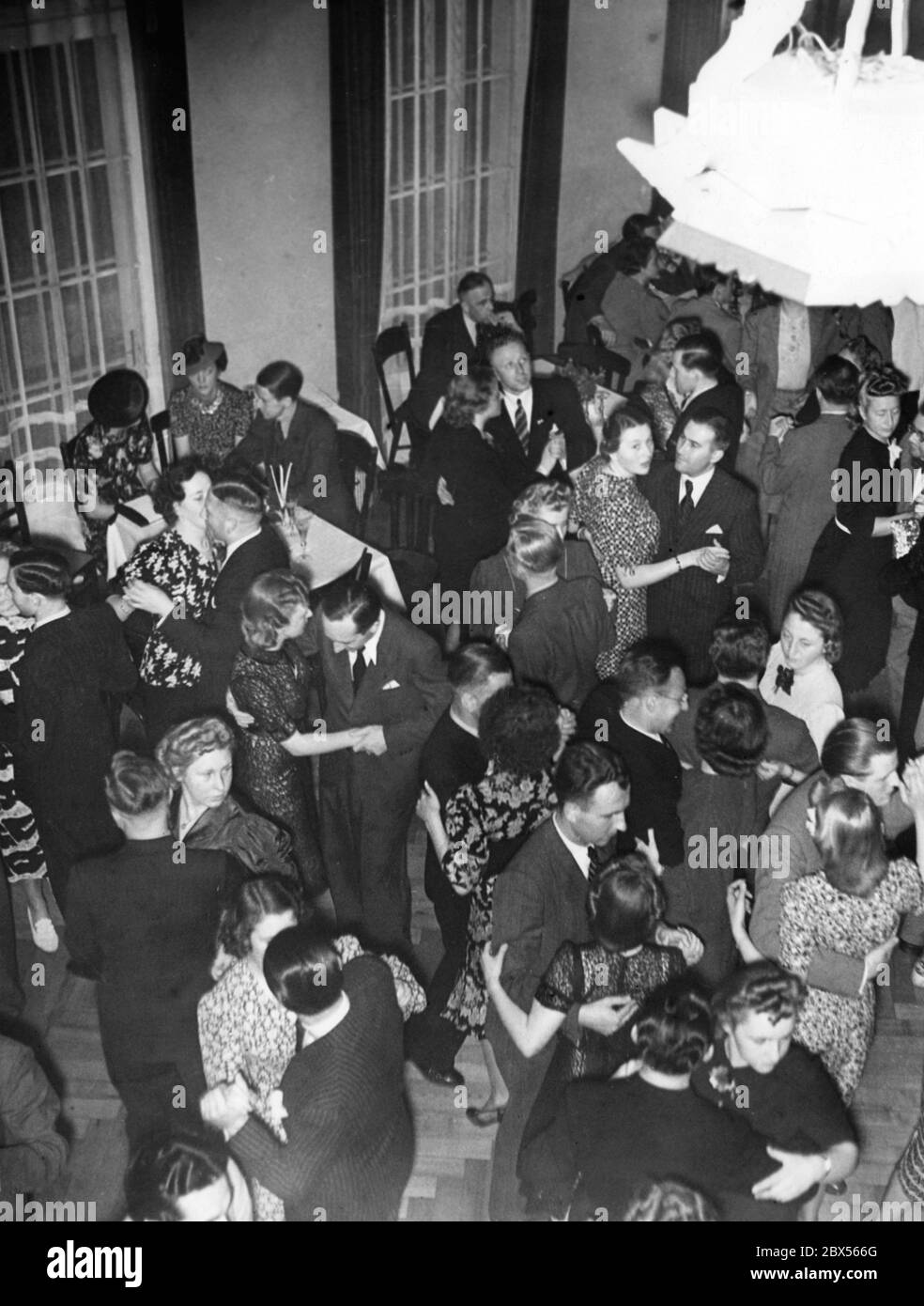 Dancing couples at the social evening of the Berlin Skating Club in the ...