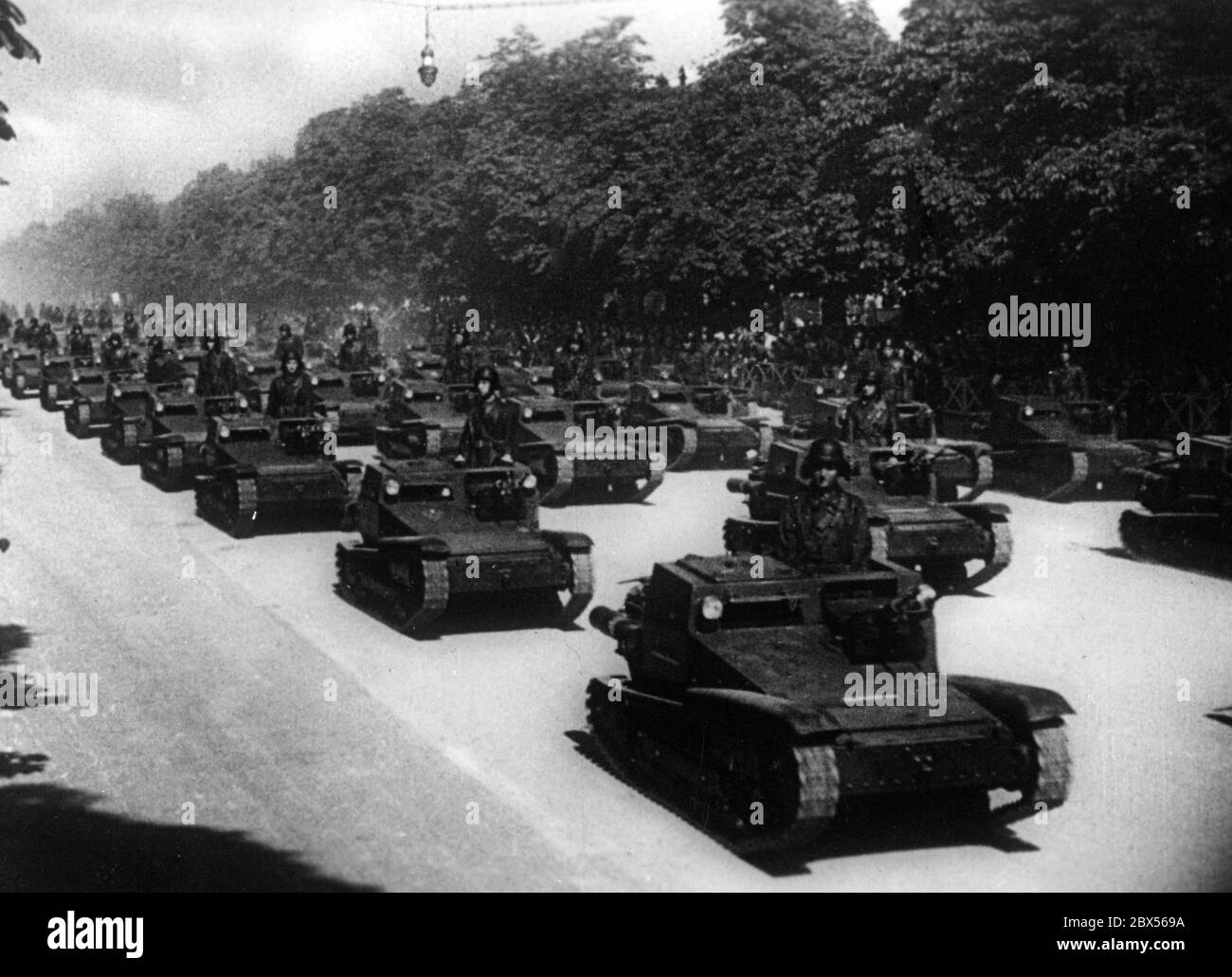 Tanks at a military parade in Turin. (UFA-Tonwoche Nr. 468 Stock Photo ...