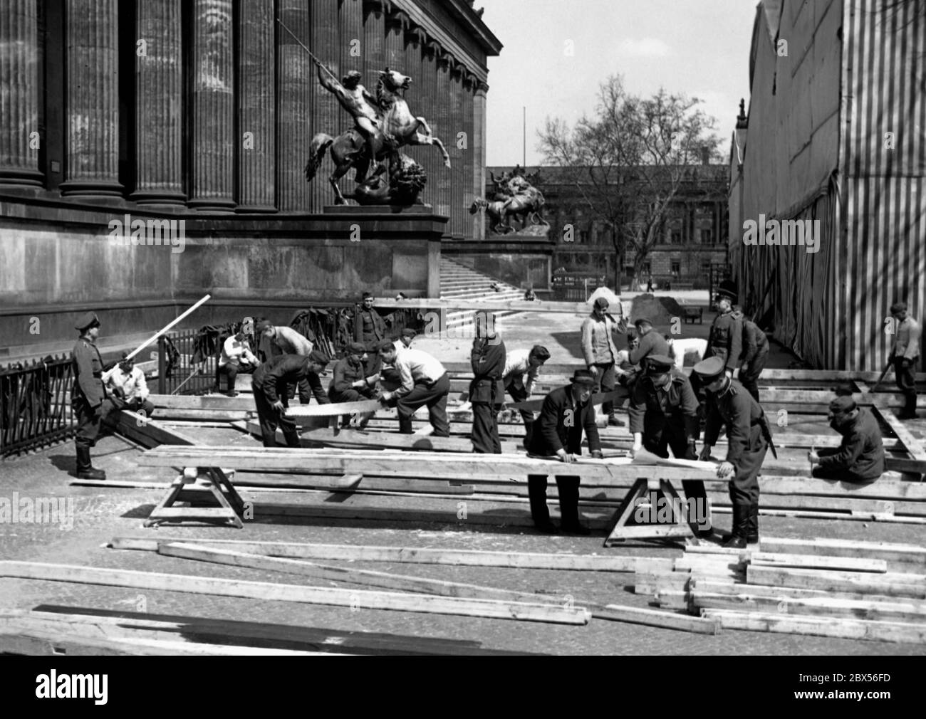 Preparations for the exhibition "The Soviet Paradise" in the Berlin ...