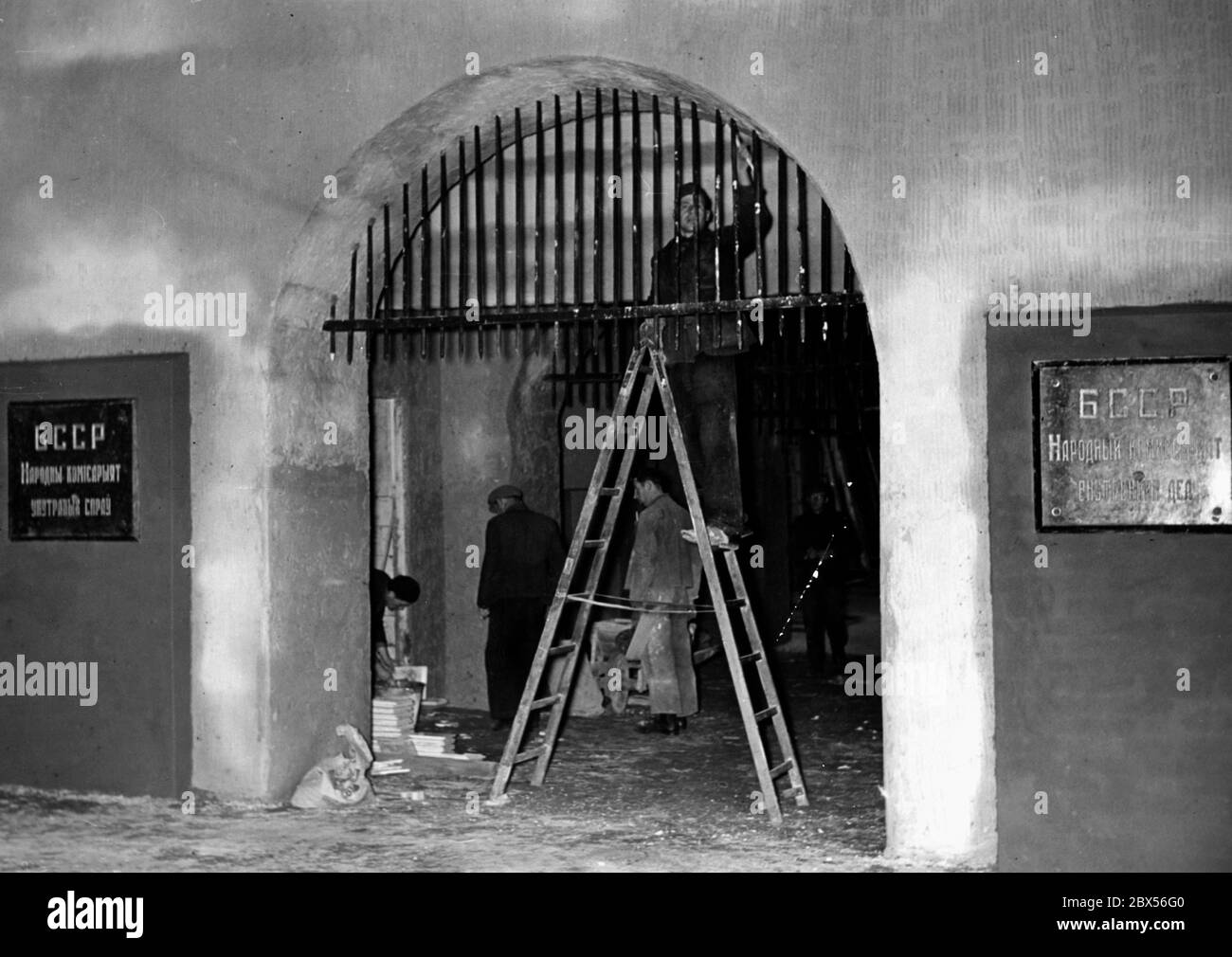 Construction of the exhibition "The Soviet Paradise" in the Lustgarten ...