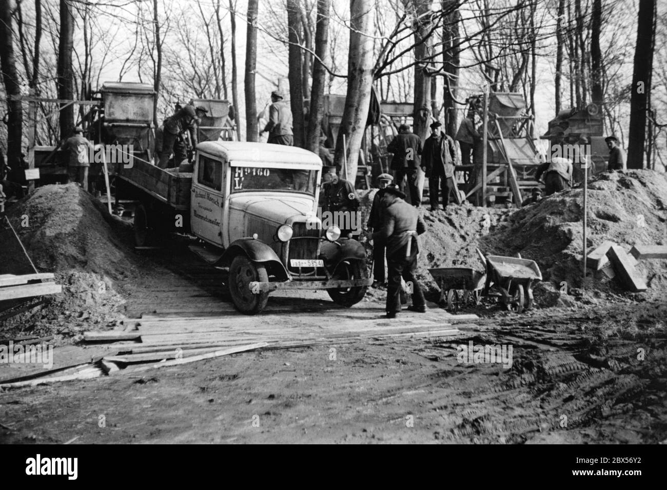 Wheelbarrow Military High Resolution Stock Photography and Images - Alamy