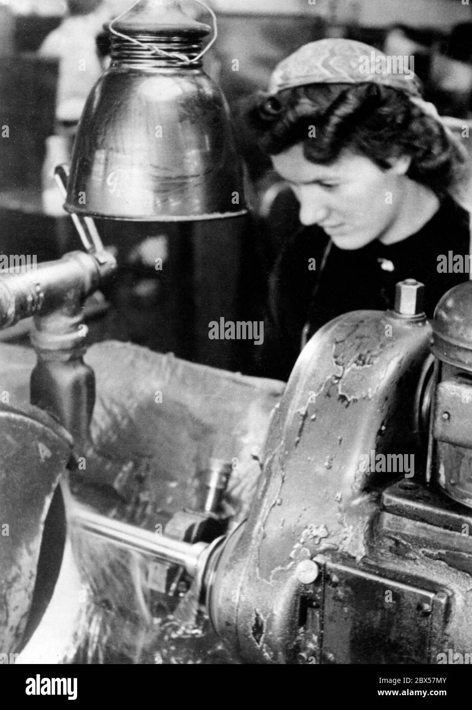 Women in the armaments industry in the 1940s Stock Photo - Alamy