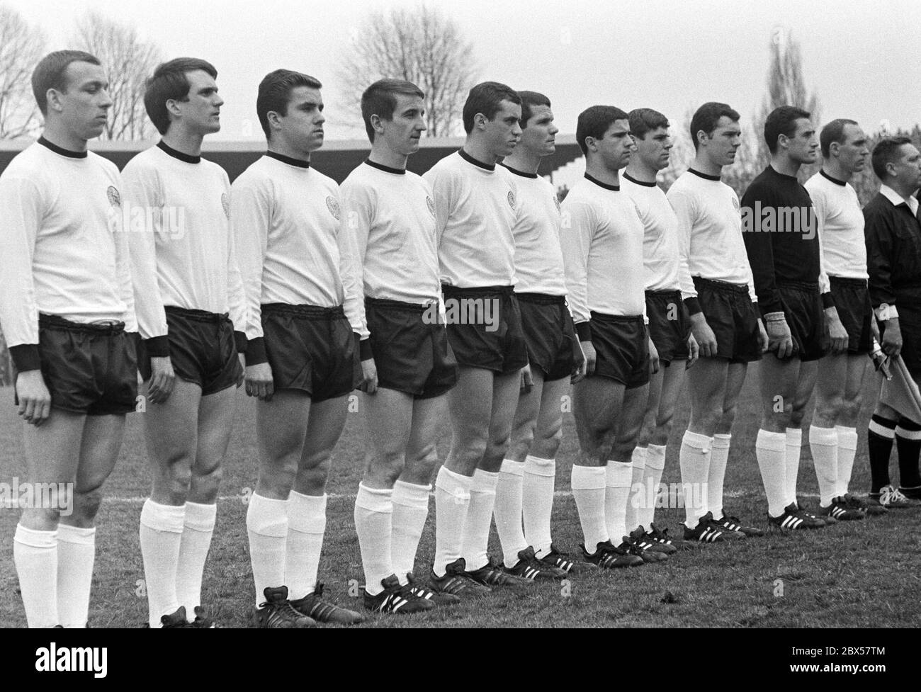 Football team 1960s hi-res stock photography and images - Alamy