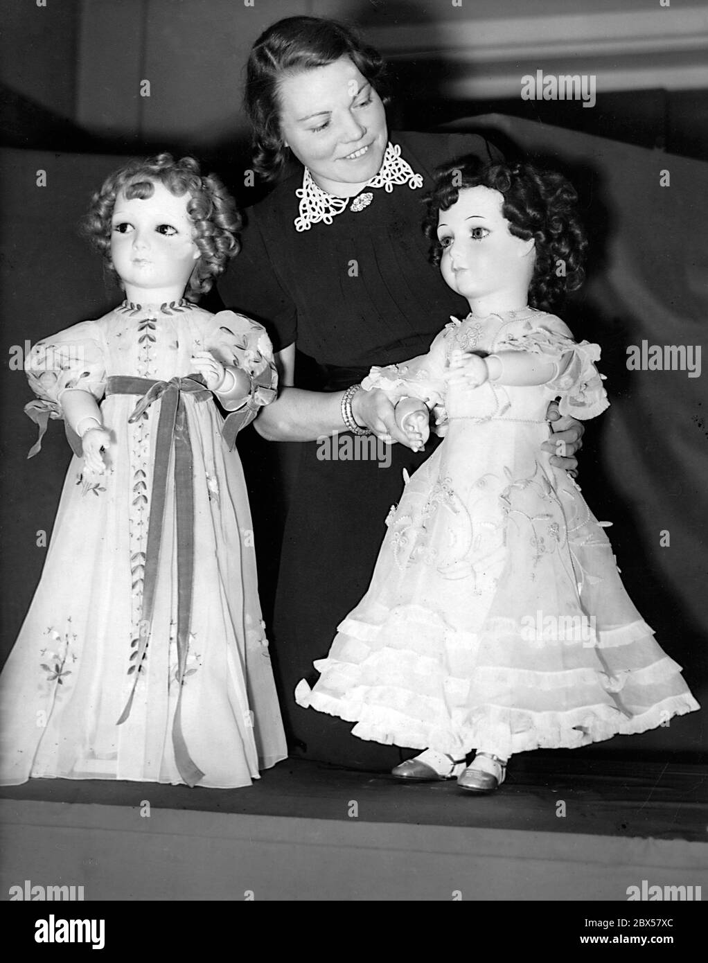 Ermine cape hi-res stock photography and images - Alamy