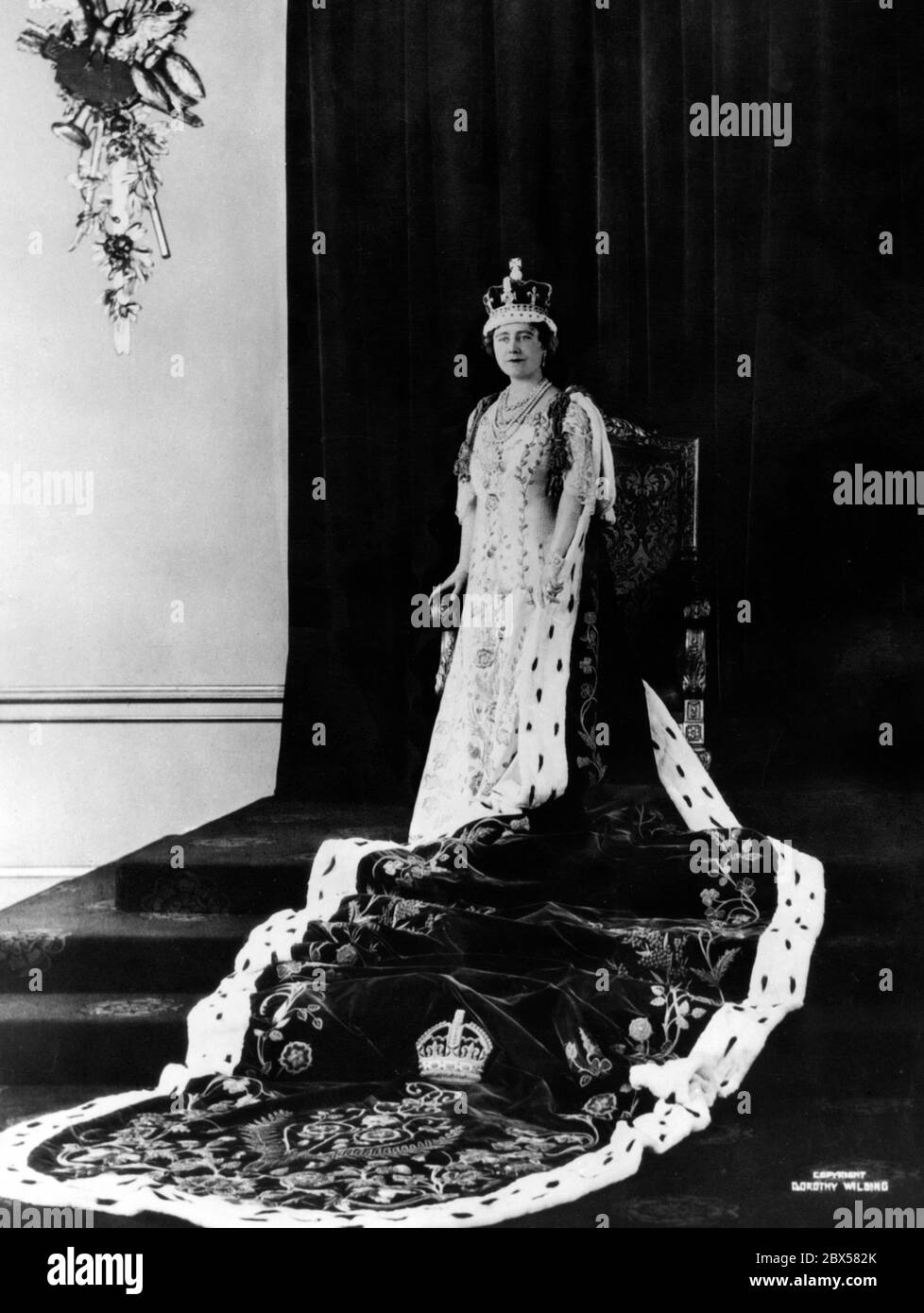 Queen elizabeth ii crown hi-res stock photography and images - Alamy