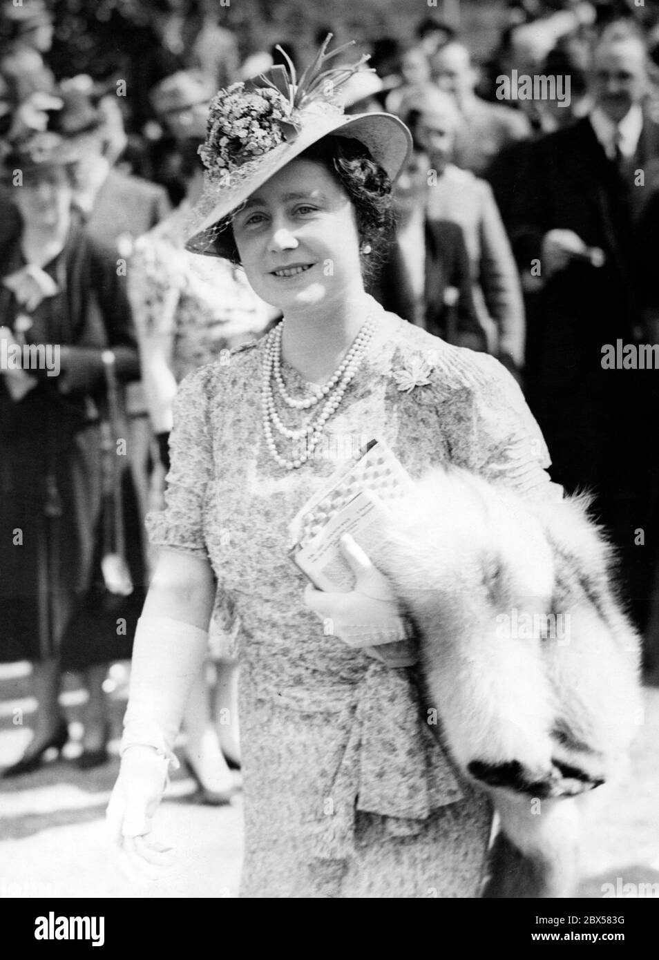 Queen horse racing Black and White Stock Photos & Images - Alamy