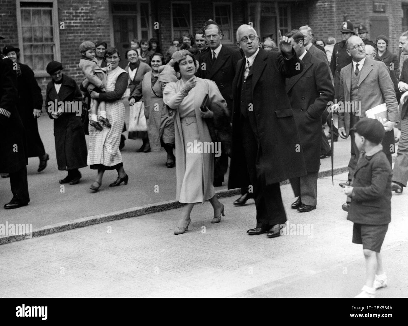 Queen Elizabeth visited the poorer areas of Shoreditch and Hoxton. Here ...