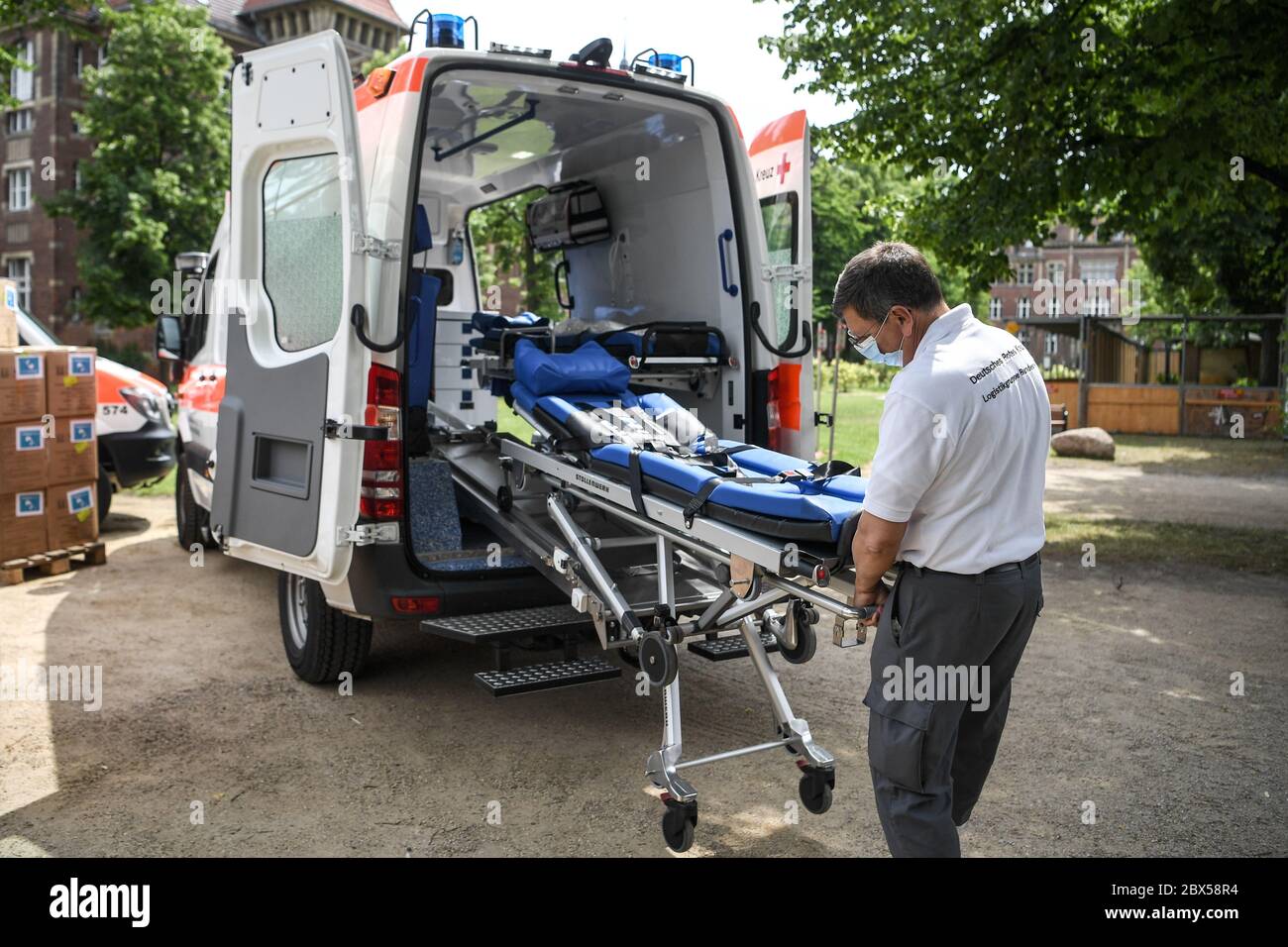 Berlin, Germany. 04th June, 2020. A member of the voluntary support ...
