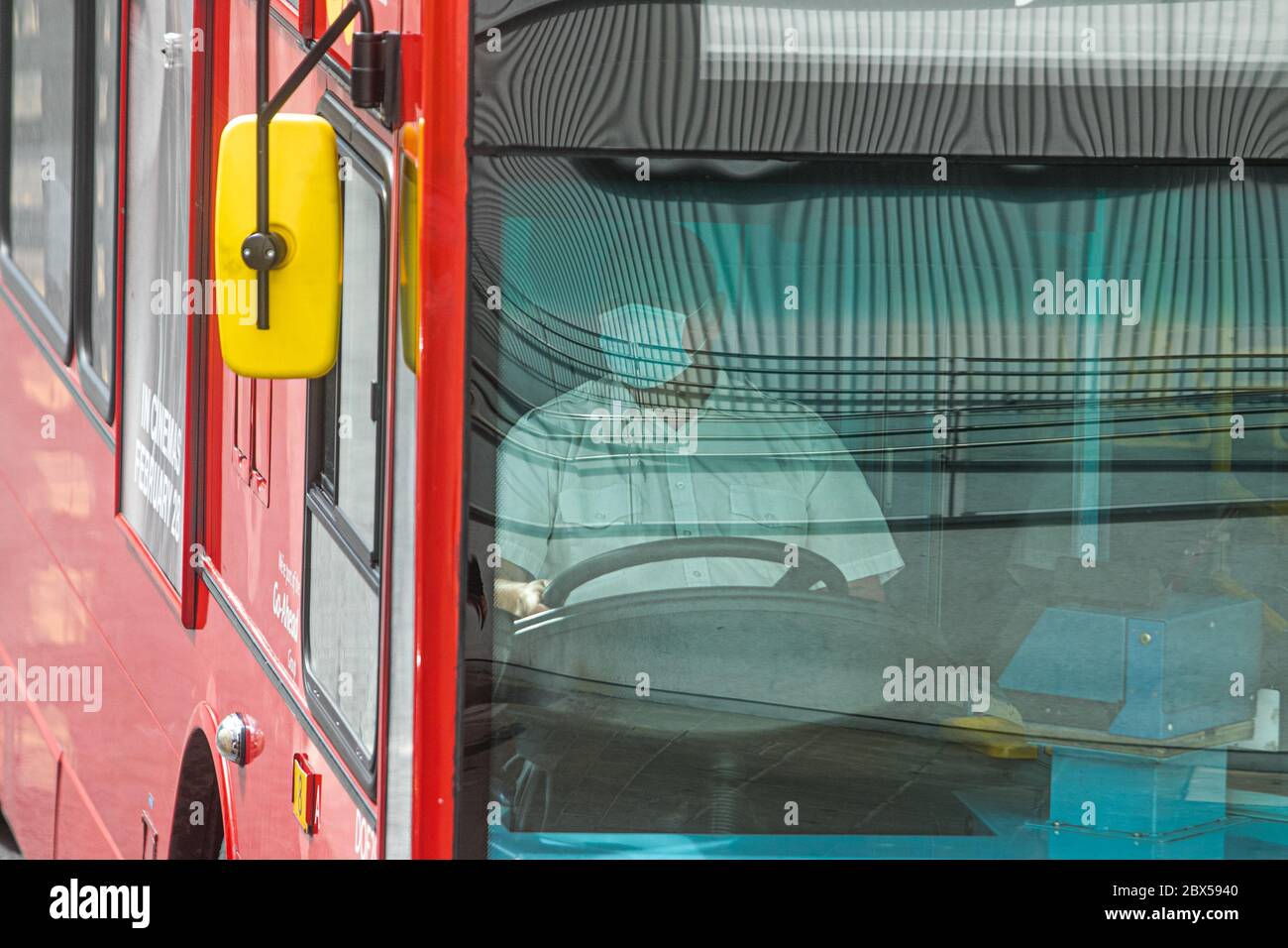 WIMBLEDON LONDON, UK. 5 June 2020. A bus driver wearing a protective ...