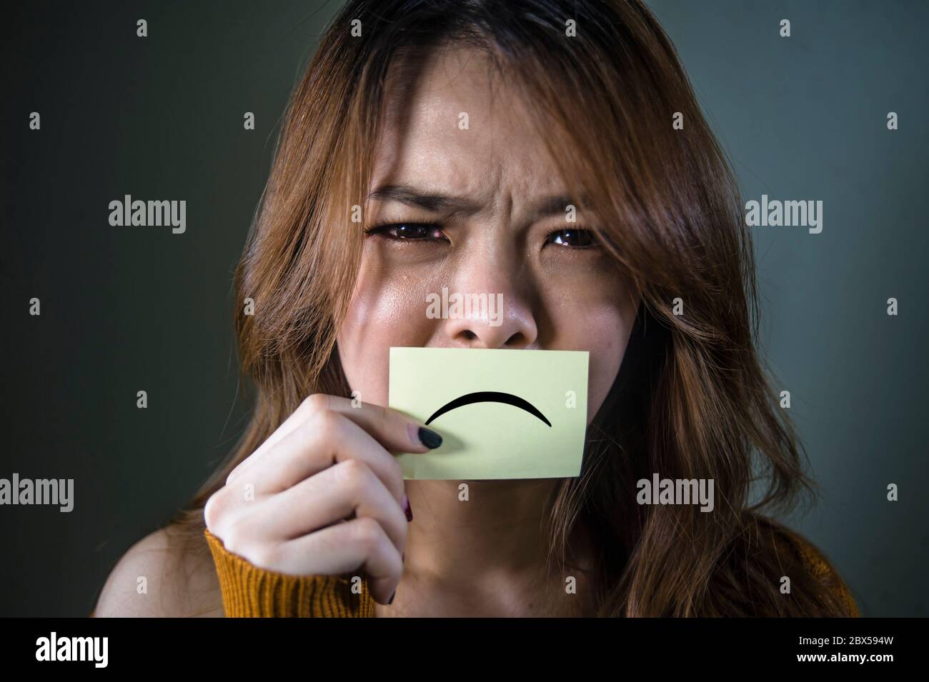 Young woman smiley face paper hi-res stock photography and images - Alamy