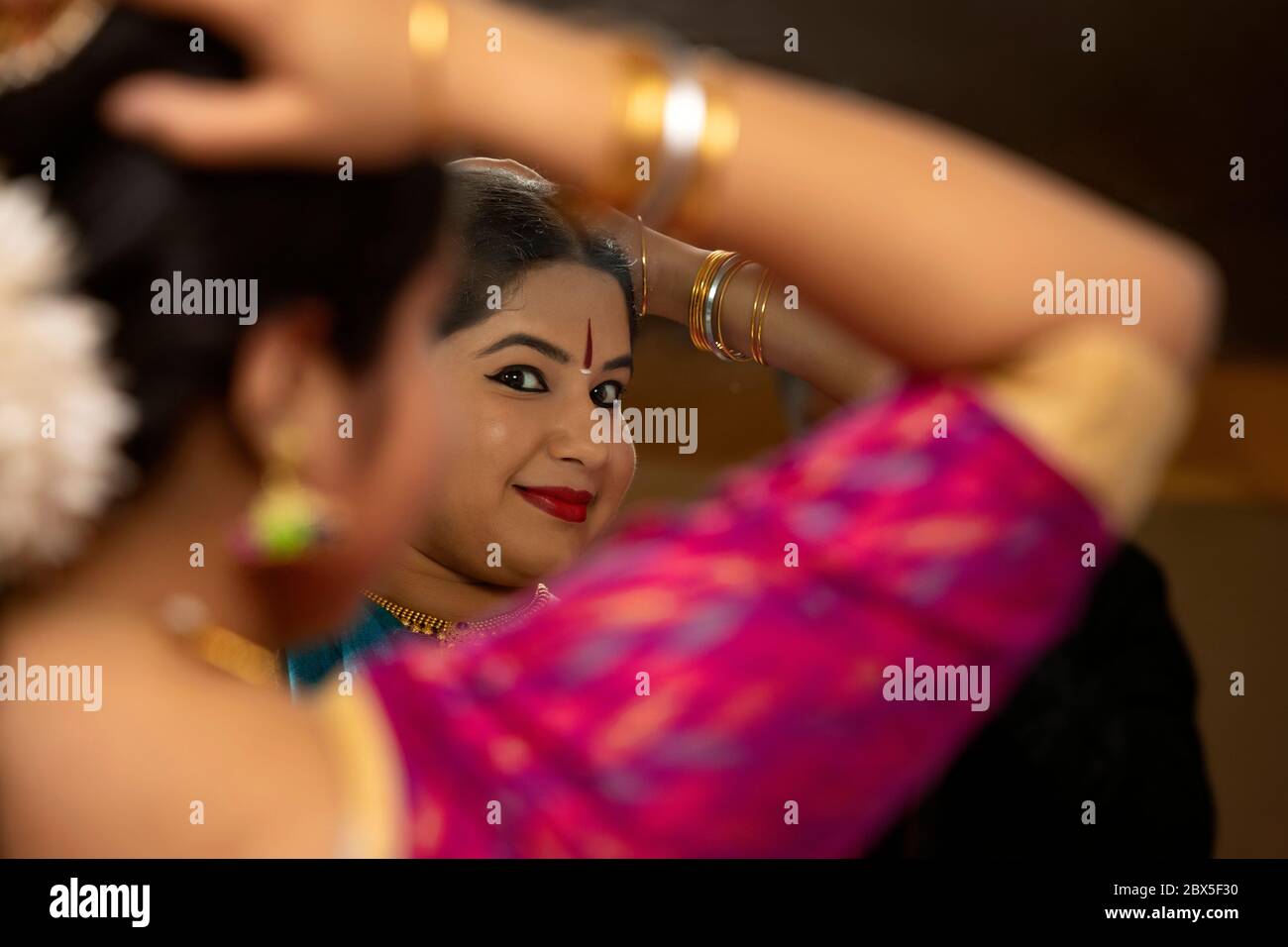 Artist looking mirror hi-res stock photography and images - Alamy