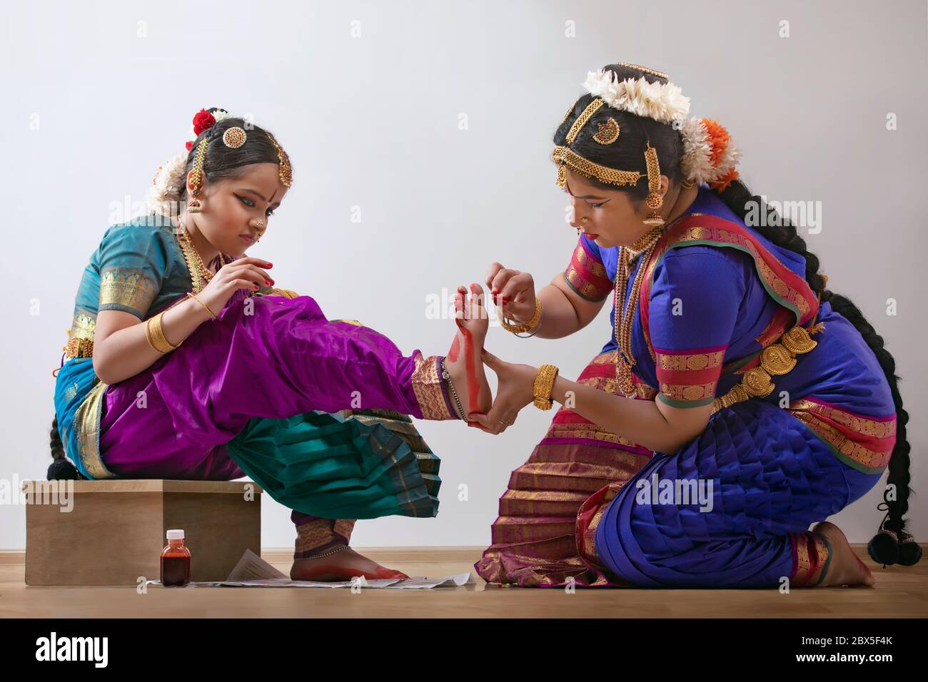 Bharatnatyam dancer applying alta on her student’s feet Stock Photo - Alamy