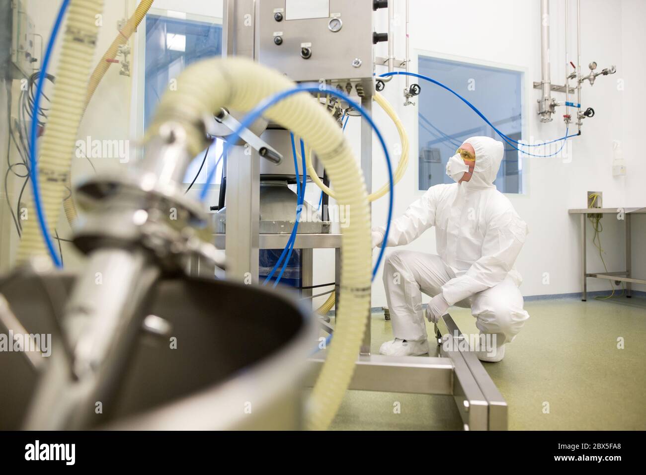 Factory work pharmaceuticals drugs hi-res stock photography and images ...