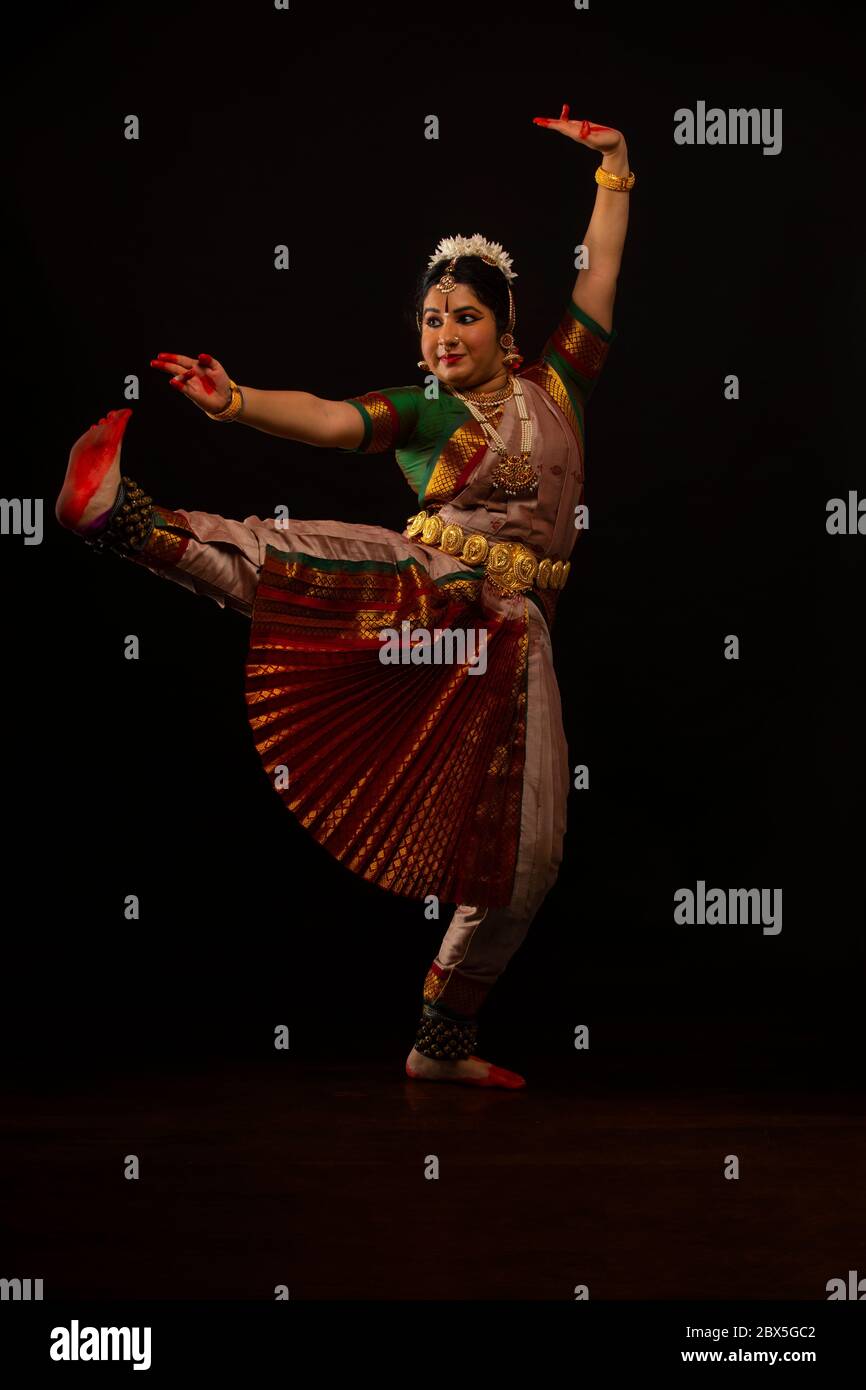 Bharatnatyam dancer doing ek padam during her performance Stock Photo ...