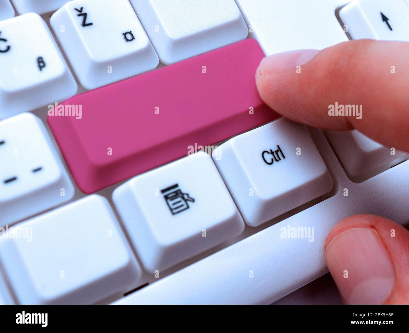 White Pc Keyboard With Empty Note Paper Above White Key Copy Space ...
