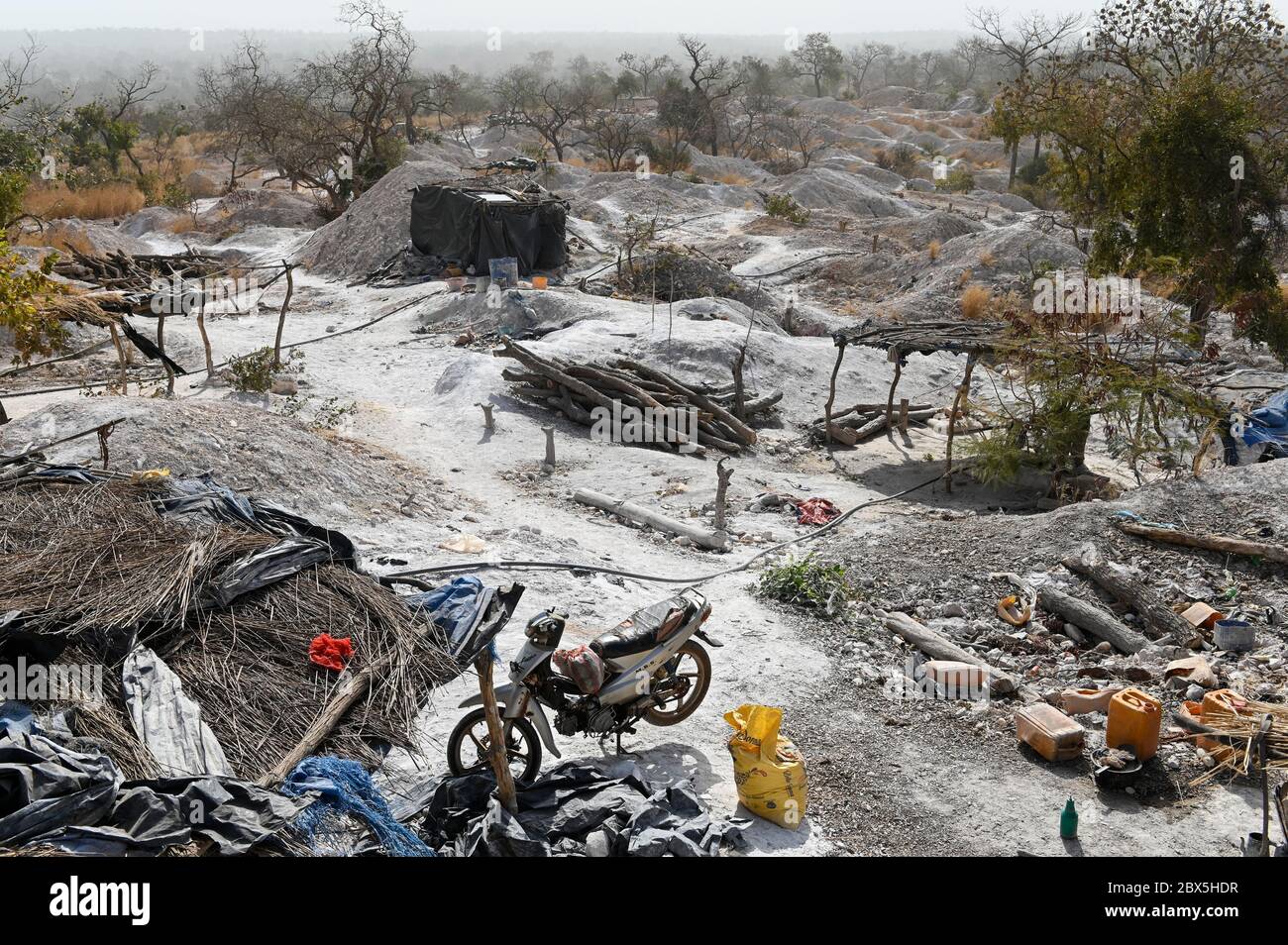 MALI, Kayes, Sadiola, artisanal gold mining, camp of small scale miner ...