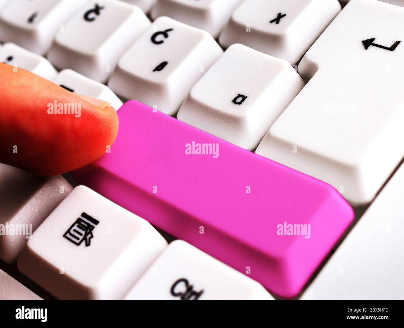 White Pc Keyboard With Empty Note Paper Above White Key Copy Space ...