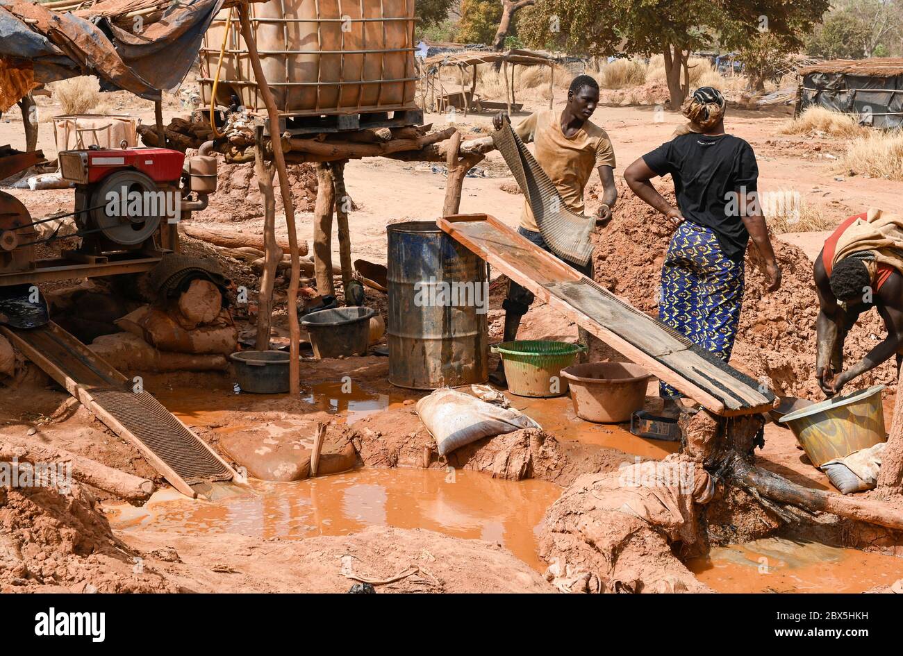 Artisanal mining mali hi-res stock photography and images - Alamy