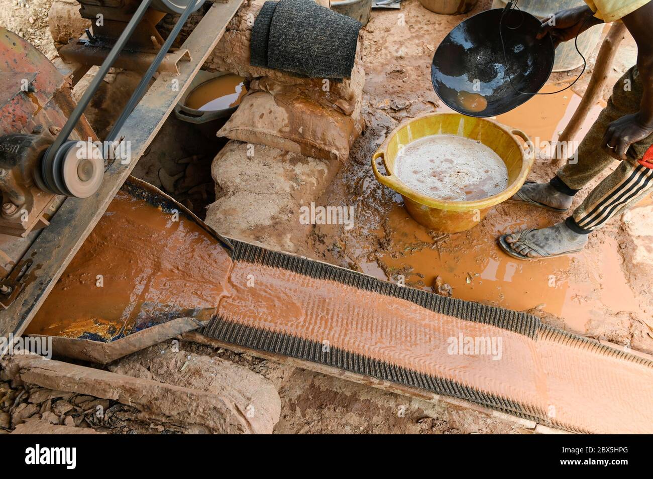 MALI, Kayes, Sadiola, artisanl gold mining, panning place / Klein ...