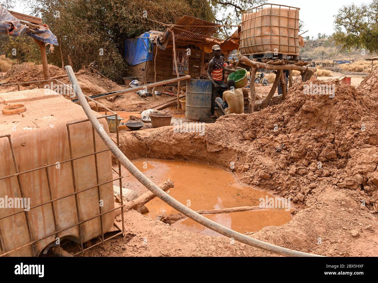 MALI, Kayes, Sadiola, artisanl gold mining, panning place / Klein-Goldbergbau, Goldwäscher Stock ...
