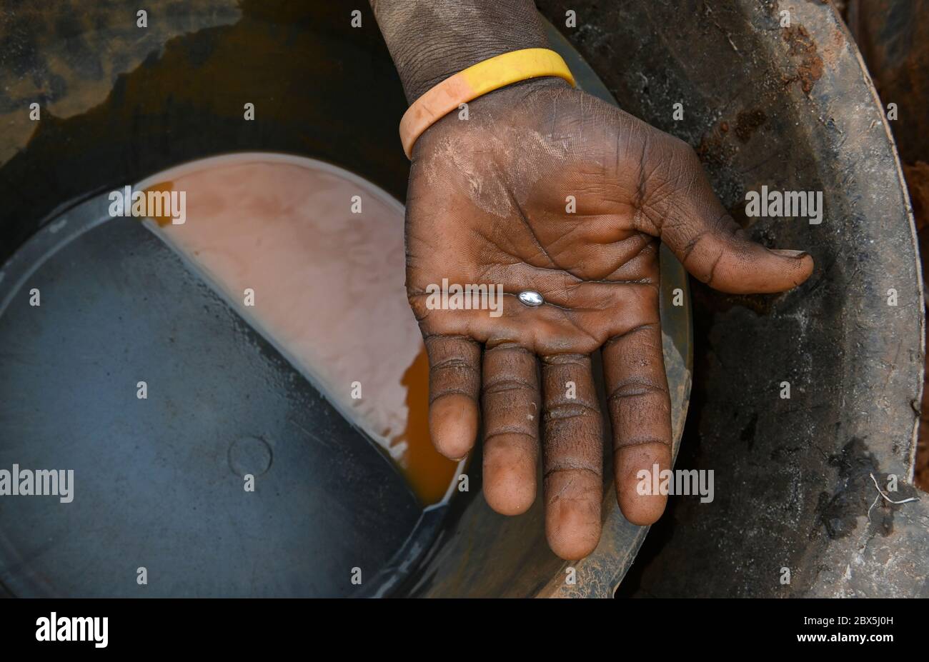 MALI, Kayes, Sadiola, artisanl gold mining, panning place, mercury ...