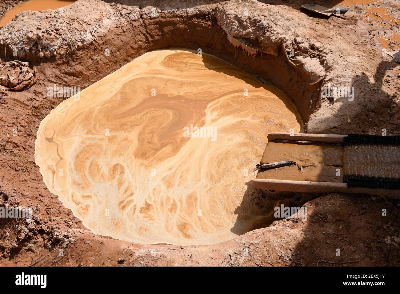 MALI, Kayes, Sadiola, artisanl gold mining, panning place / Klein ...